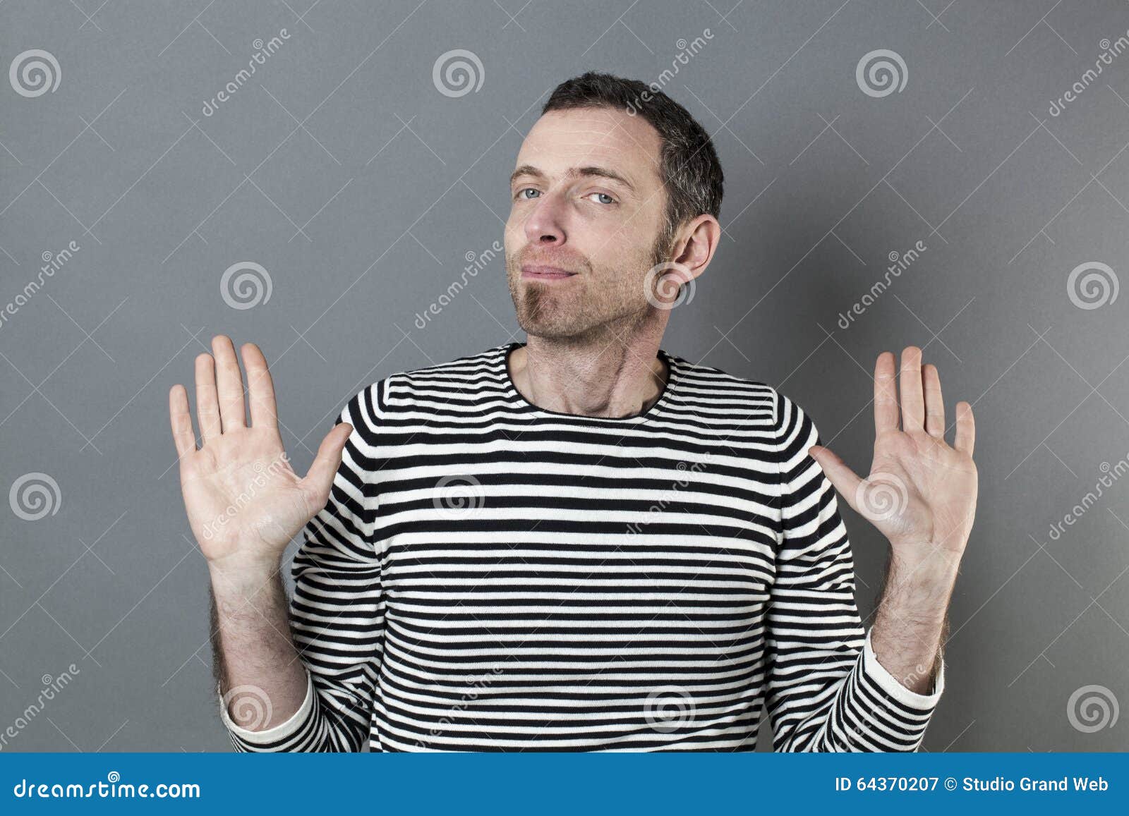 Hombre Irresponsable 40s Que Expresa Responsabilidad Despreocupada ...