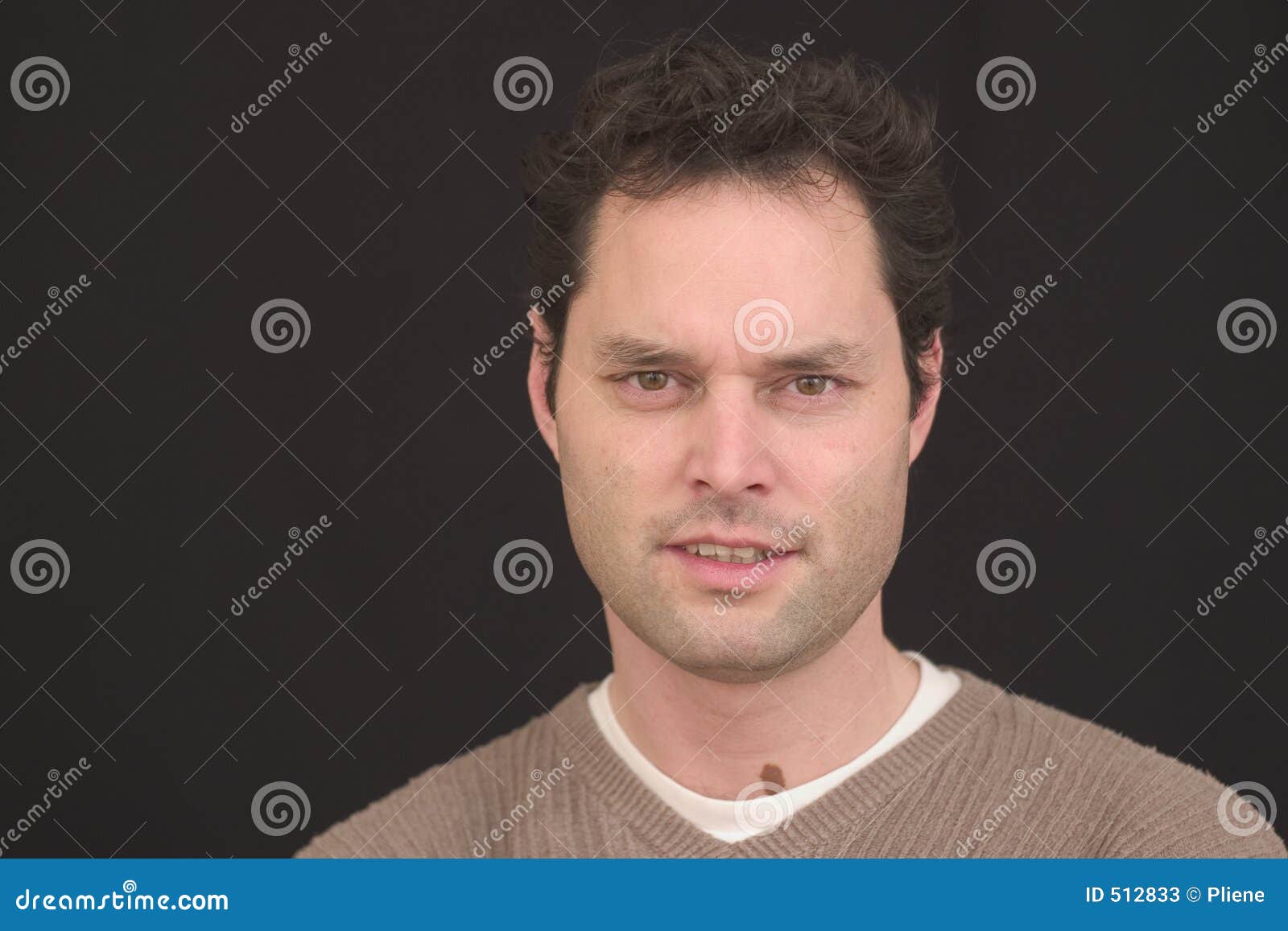 Hombre irritado imagen de archivo. Imagen de exprese, serio - 512833