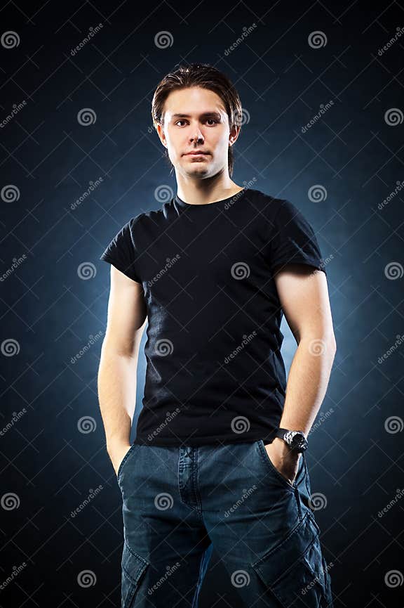 Hombre joven foto de archivo. Imagen de oscuro, calma - 12621428