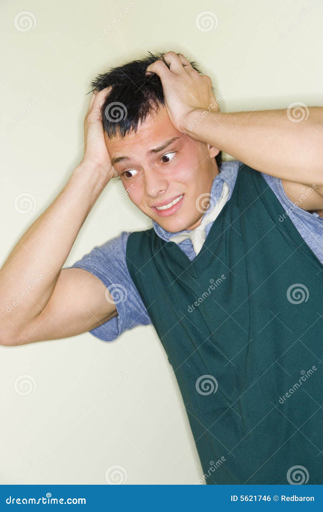 Hombre joven angustiado foto de archivo. Imagen de angustiado - 5621746