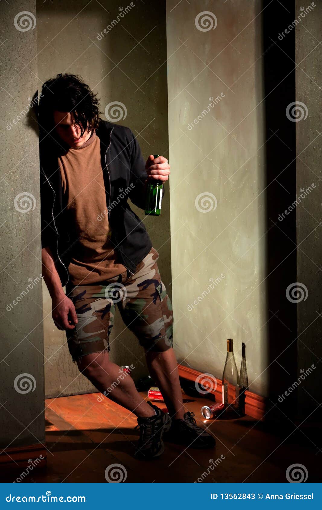 Hombre joven borracho imagen de archivo. Imagen de adulto - 13562843