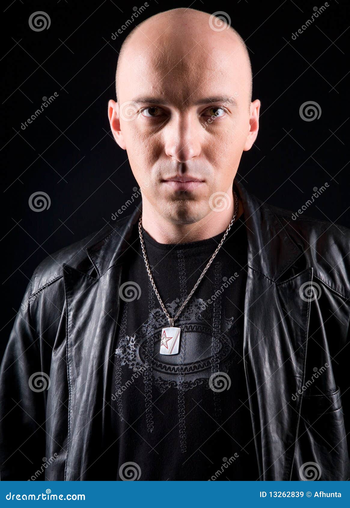 Hombre joven calvo imagen de archivo. Imagen de vaqueros - 13262839