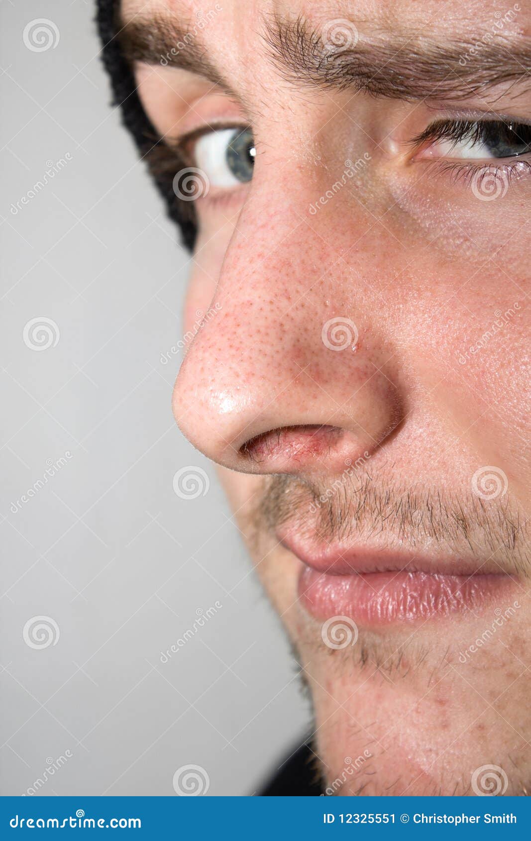 Hombre Joven Con La Ceja Levantada Imagen de archivo - Imagen de ...