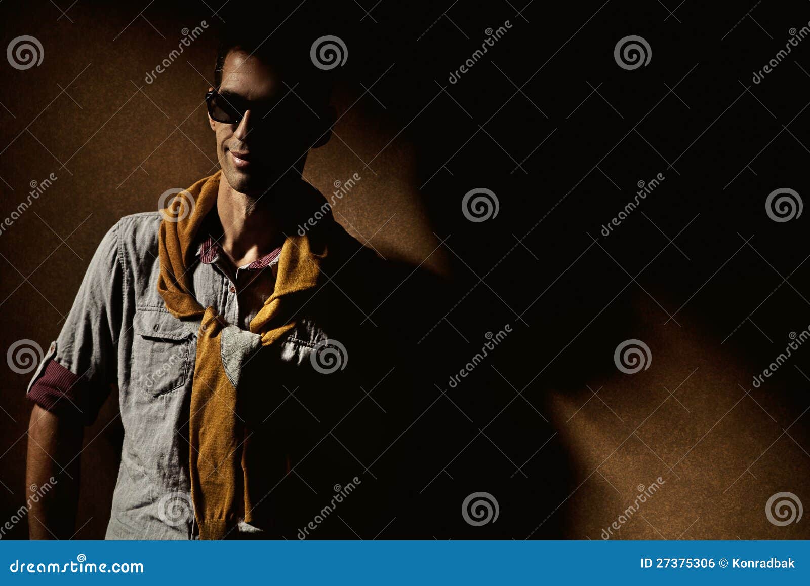 Hombre joven contento foto de archivo. Imagen de mirada - 27375306