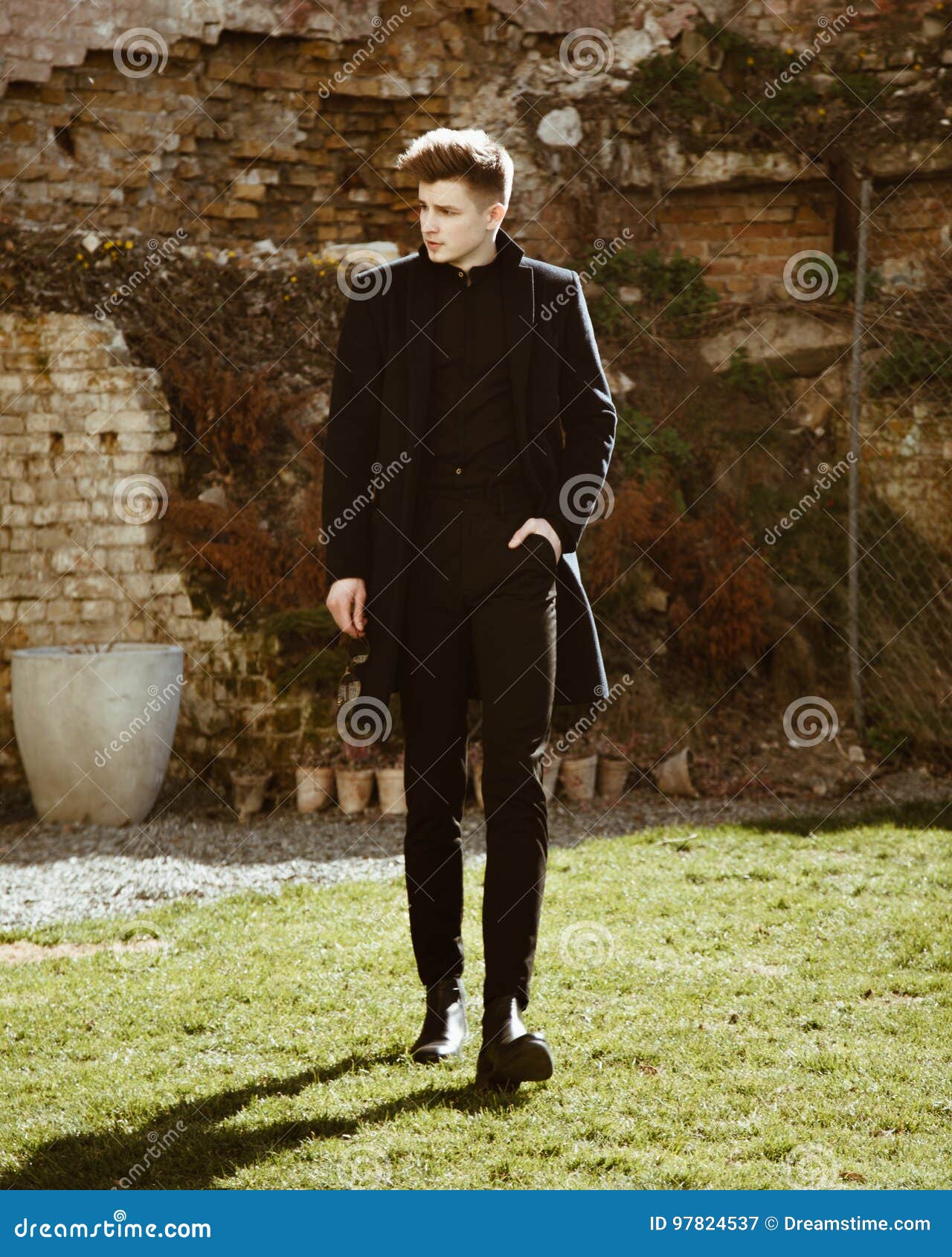 Hombre Joven En Ropa Negra Elegante Imagen de archivo - Imagen de ...