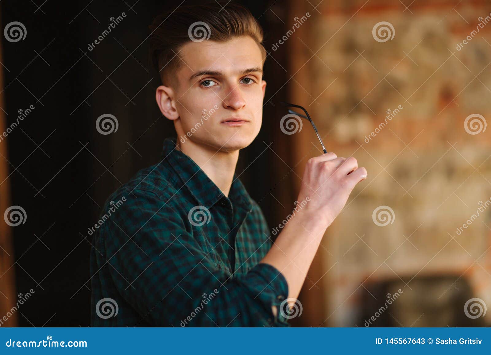 Hombre Joven En Vidrios Y Camisa Verde Dentro Imagen de archivo ... Hombre Joven En Vidrios Y Camisa Verde Dentro Imagen de archivo ...
