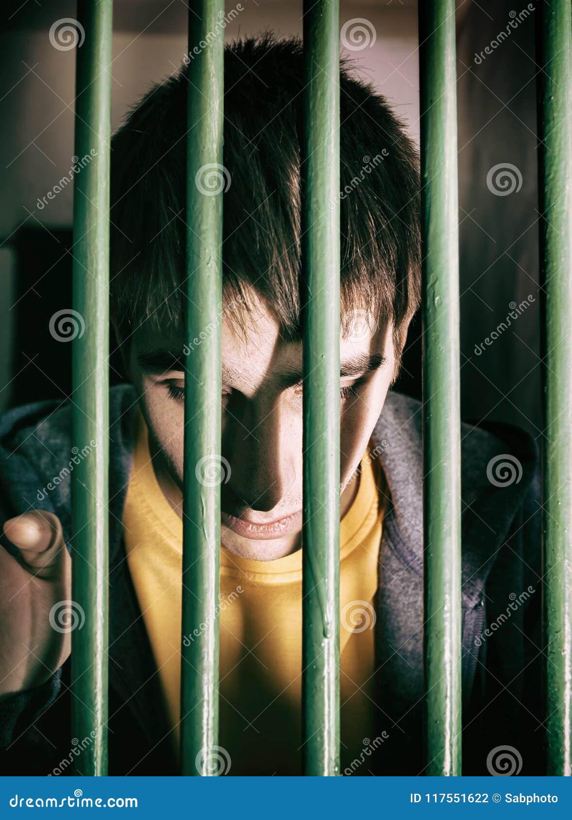 Hombre joven encarcelado foto de archivo. Imagen de problema - 117551622