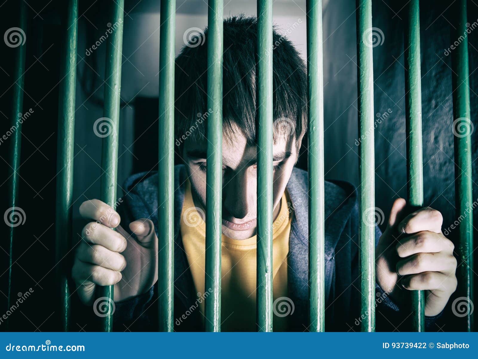Hombre joven encarcelado foto de archivo. Imagen de sitio - 93739422