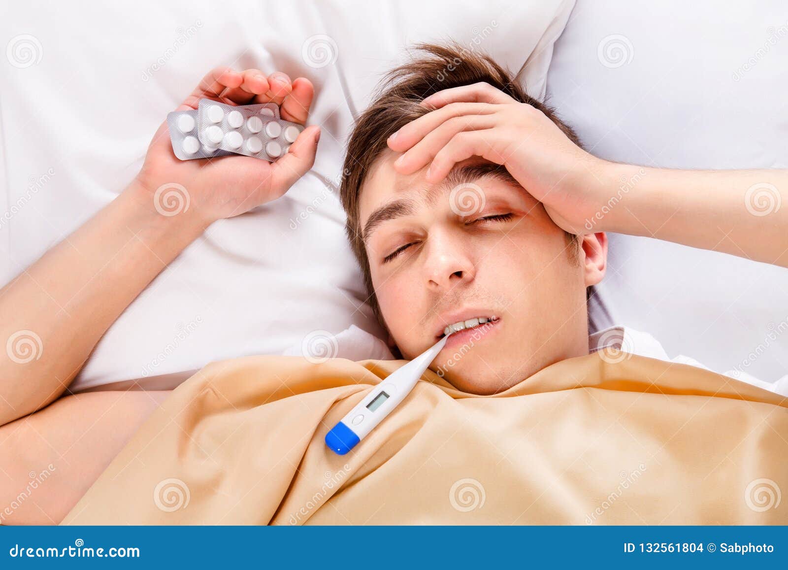 Hombre joven enfermo foto de archivo. Imagen de hospital - 132561804