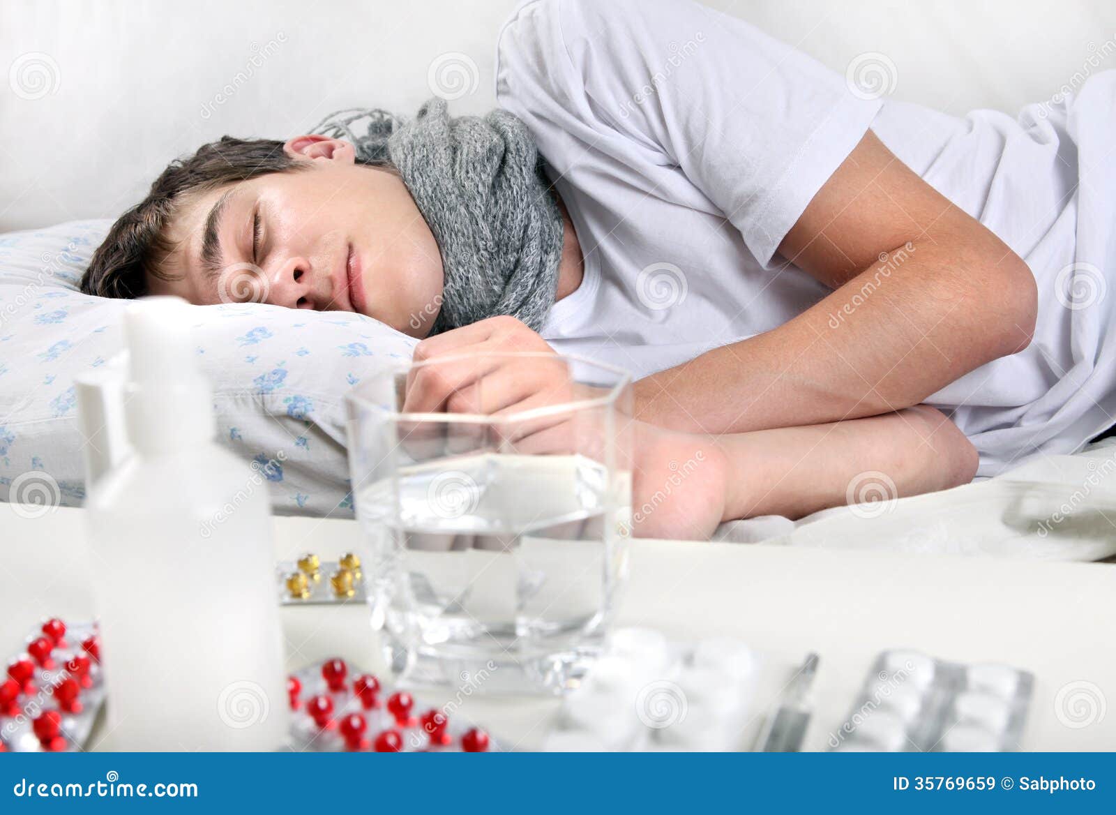 Hombre joven enfermo imagen de archivo. Imagen de interior - 35769659