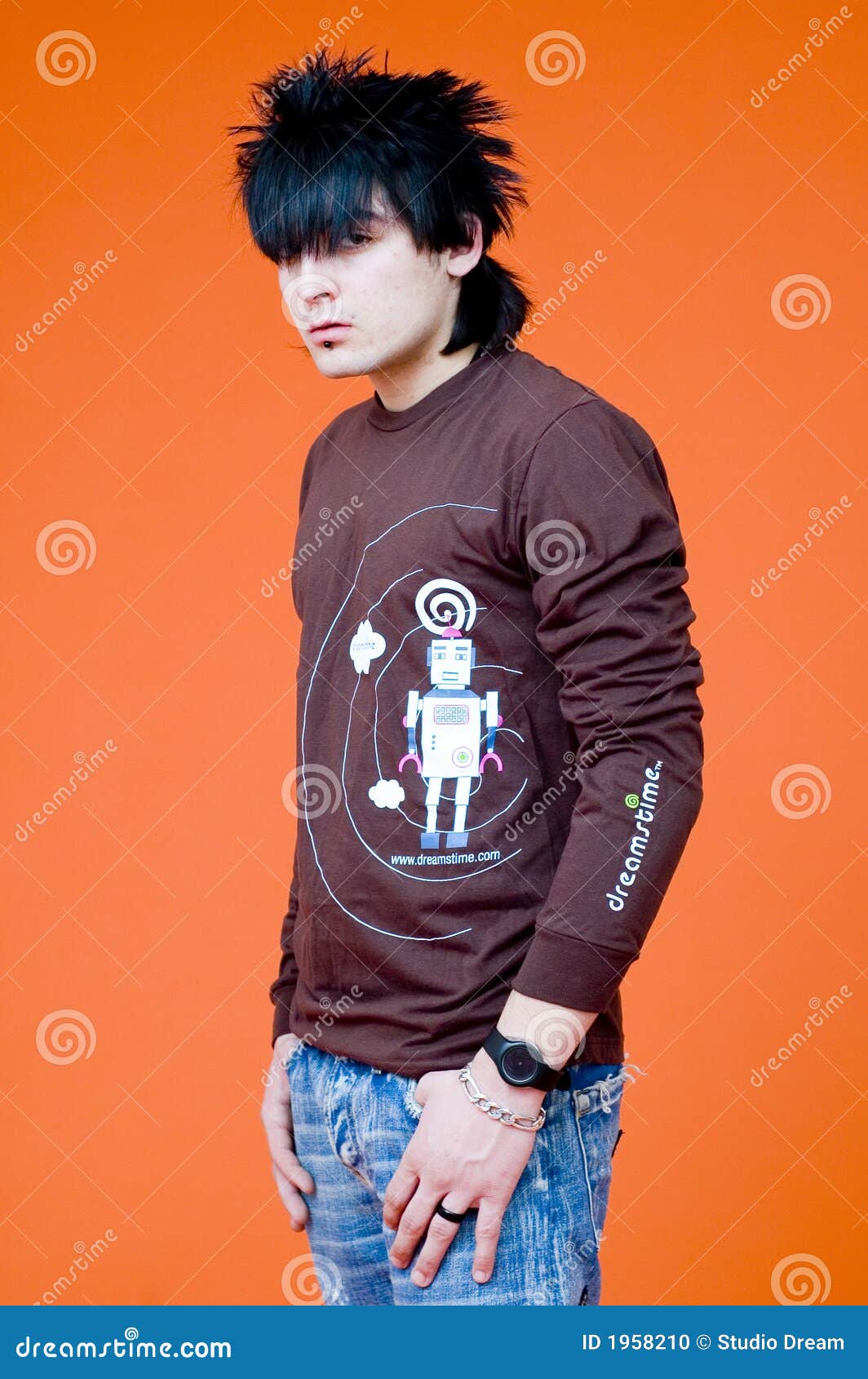 Hombre joven hosco foto de archivo. Imagen de abrumado - 1958210