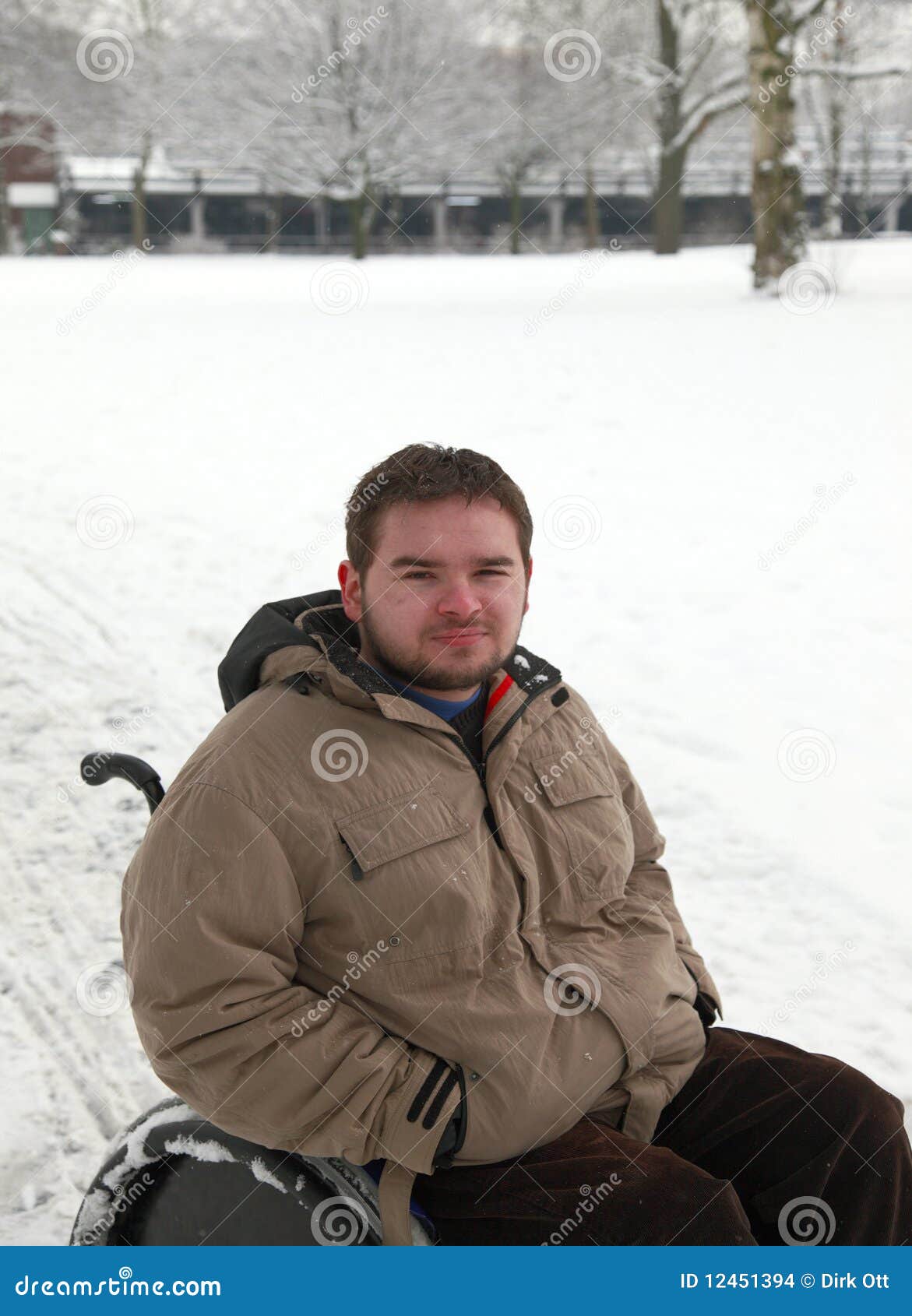 Hombre joven lisiado foto de archivo. Imagen de parque - 12451394
