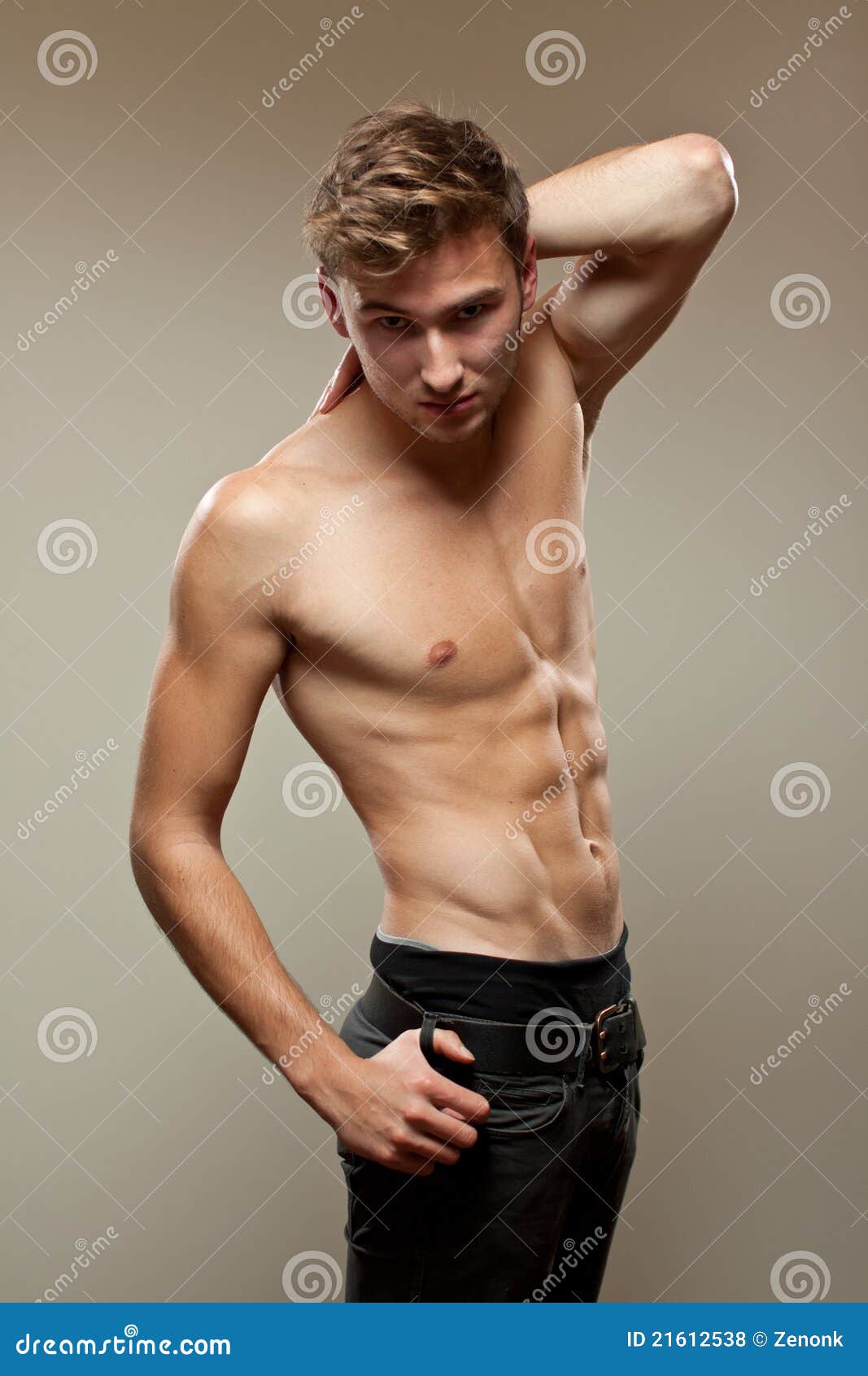 Hombre joven muscular foto de archivo. Imagen de mirando - 21612538