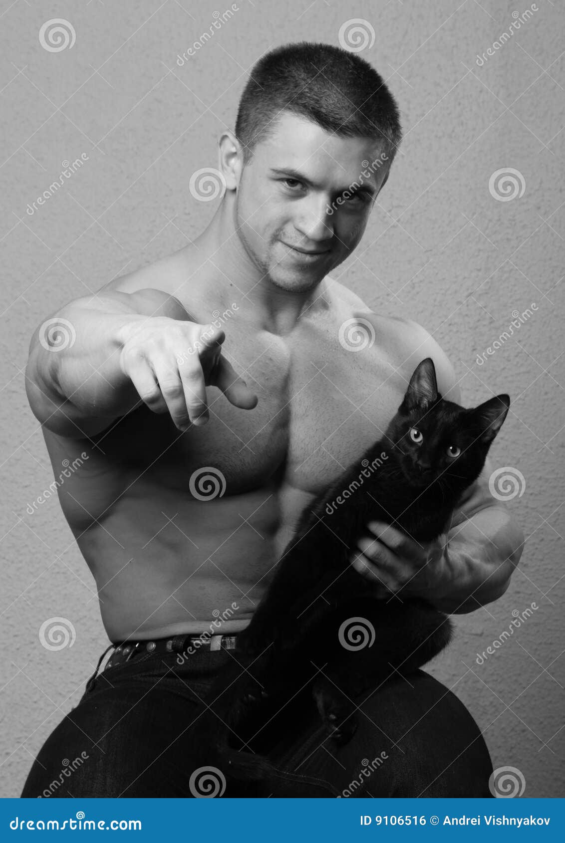 Hombre Joven Muscular Con El Gato Foto de archivo - Imagen de ...