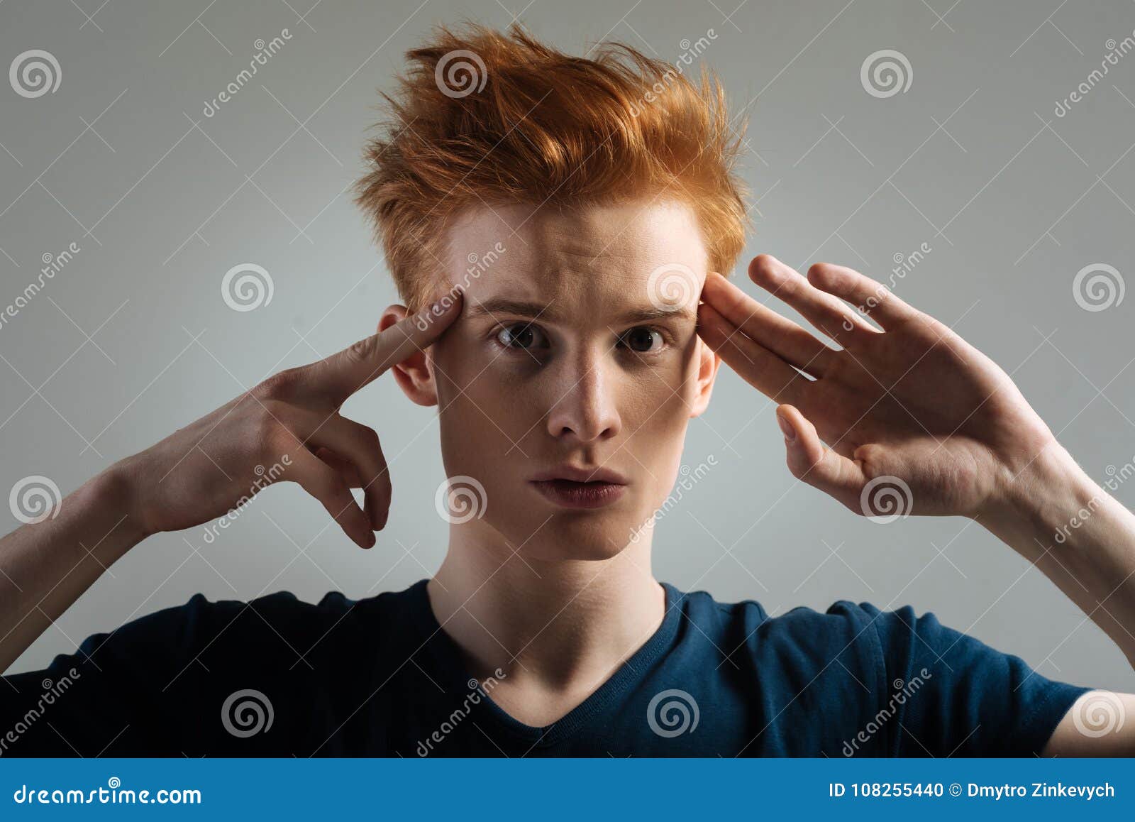Hombre Joven Perplejo Que Toca Su Templo Foto de archivo - Imagen de ...