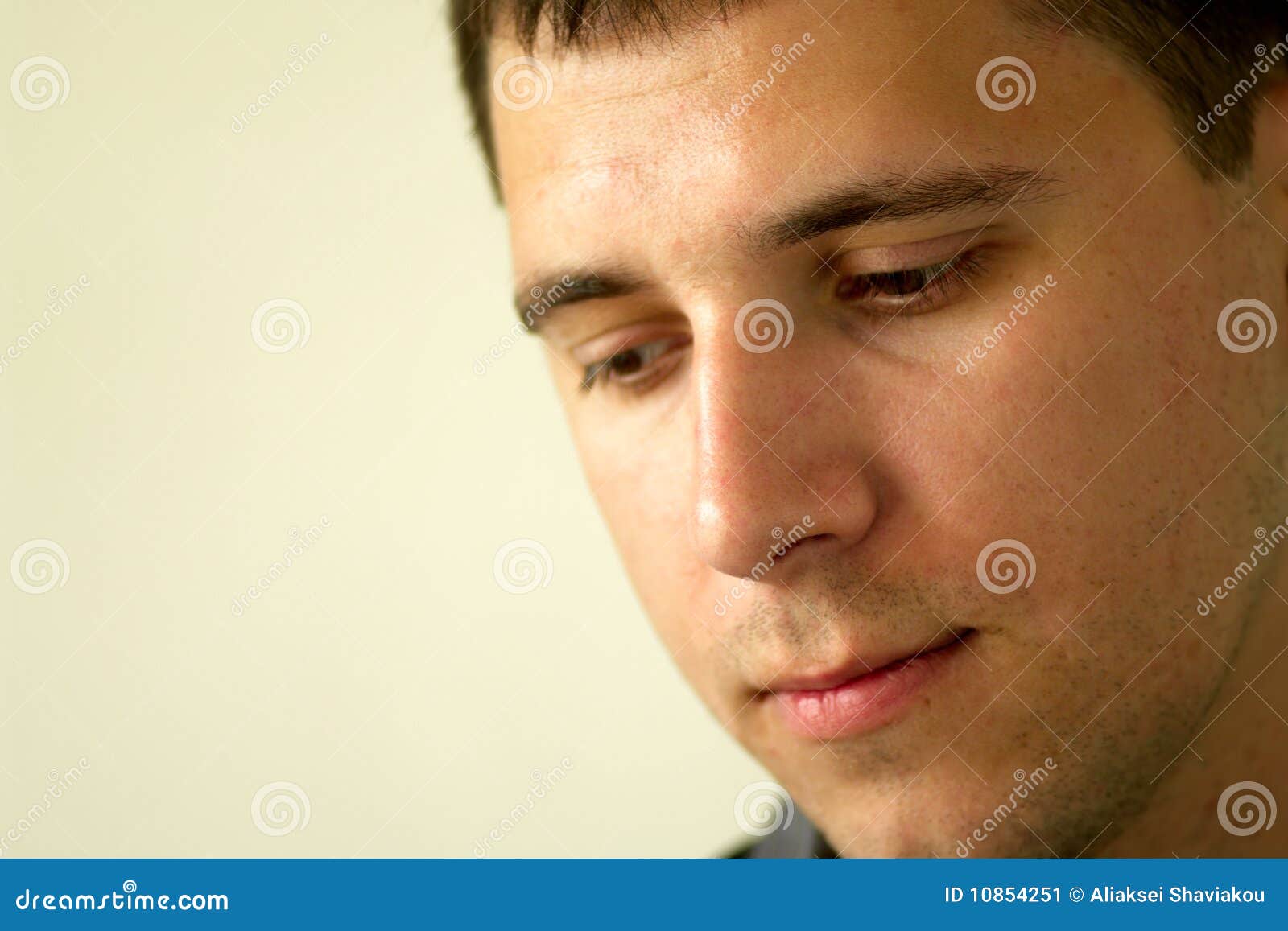 Hombre joven presionado imagen de archivo. Imagen de perdido - 10854251