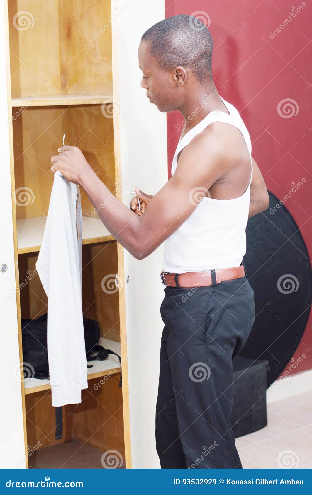 Hombre Joven Que Arregla Su Ropa Imagen de archivo - Imagen de armario ...