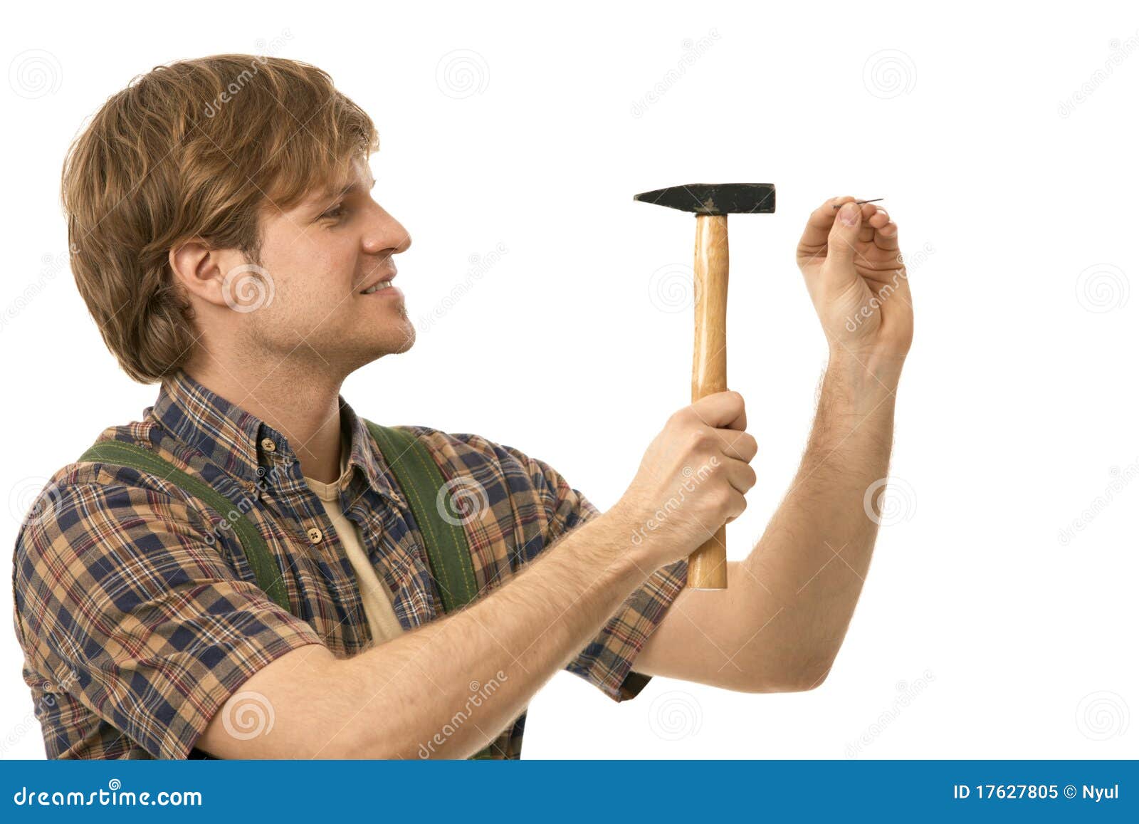 Hombre Joven Que Martilla El Clavo Imagen de archivo - Imagen de ...