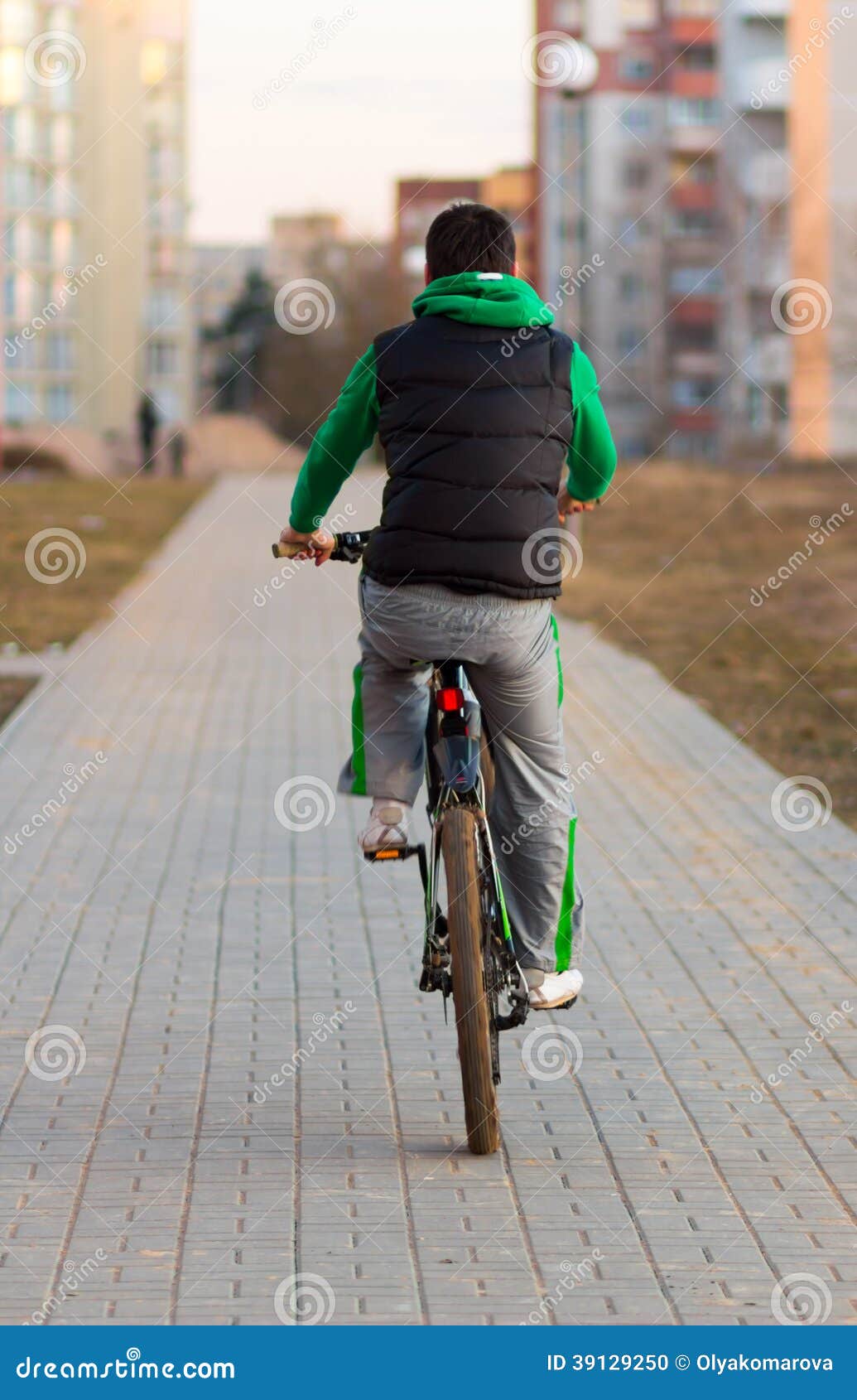 Hombre Joven Que Monta Una Bicicleta Foto de archivo - Imagen de imagen ... Hombre Joven Que Monta Una Bicicleta Foto de archivo - Imagen de imagen ...