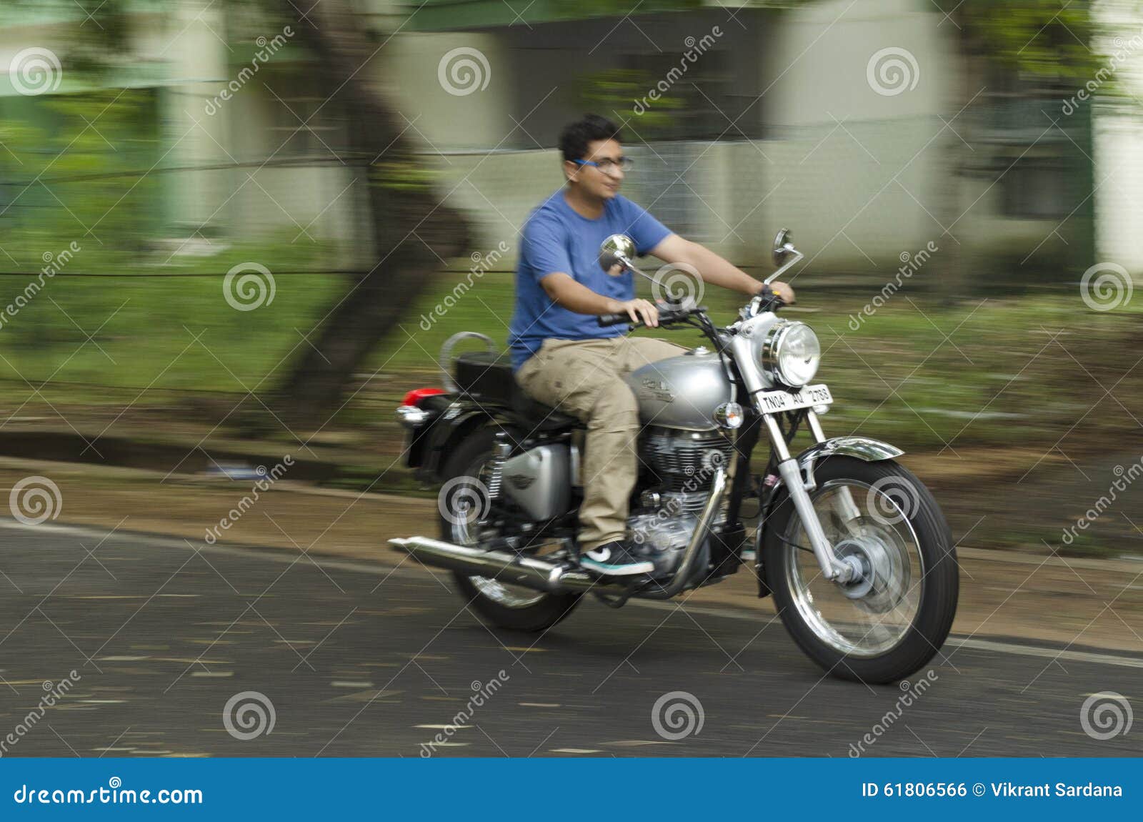 Hombre Joven Que Monta Una Motocicleta Foto editorial - Imagen de ... Hombre Joven Que Monta Una Motocicleta Foto editorial - Imagen de ...