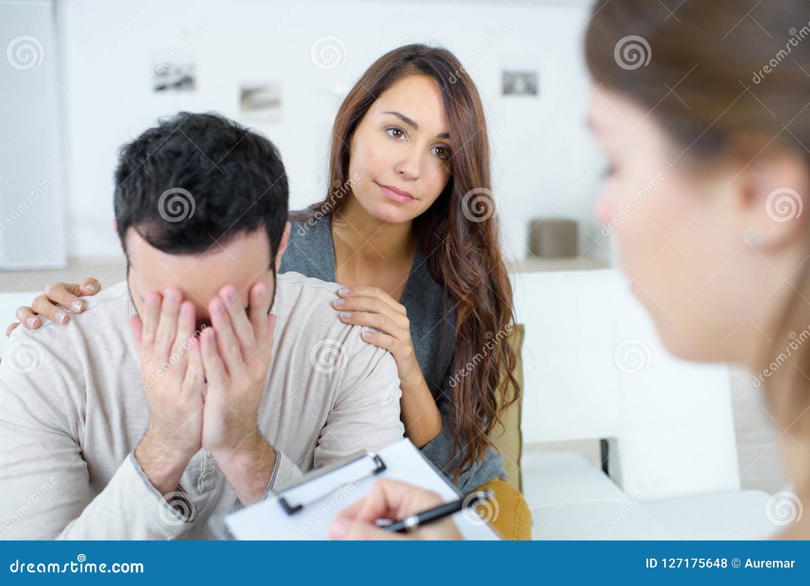 Hombre Joven Que Necesita Consolar Foto de archivo - Imagen de ...