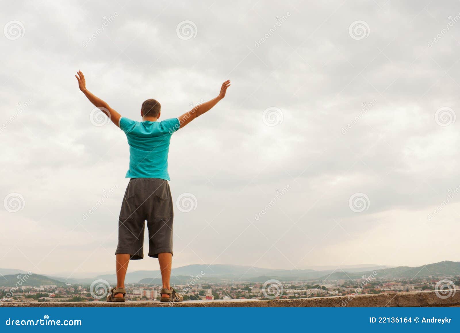 Hombre Joven Que Permanece Con Las Manos Levantadas Foto de archivo ...