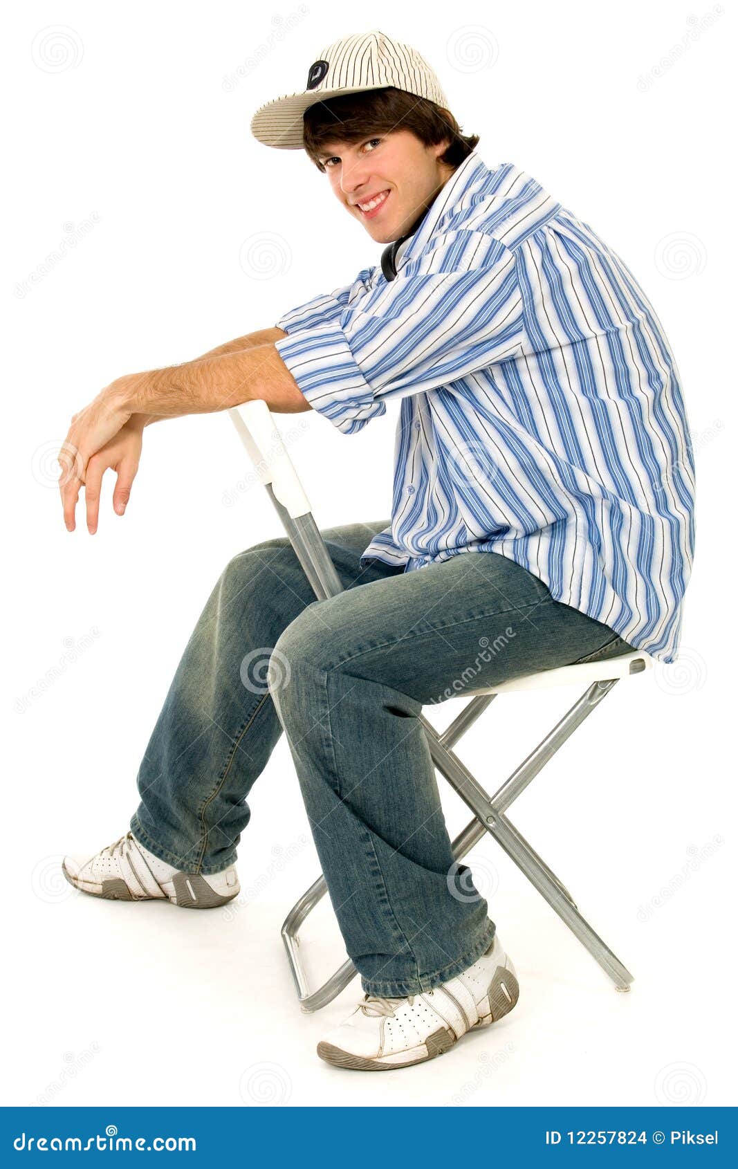 Hombre Joven Que Se Sienta En Silla Foto de archivo - Imagen de ...