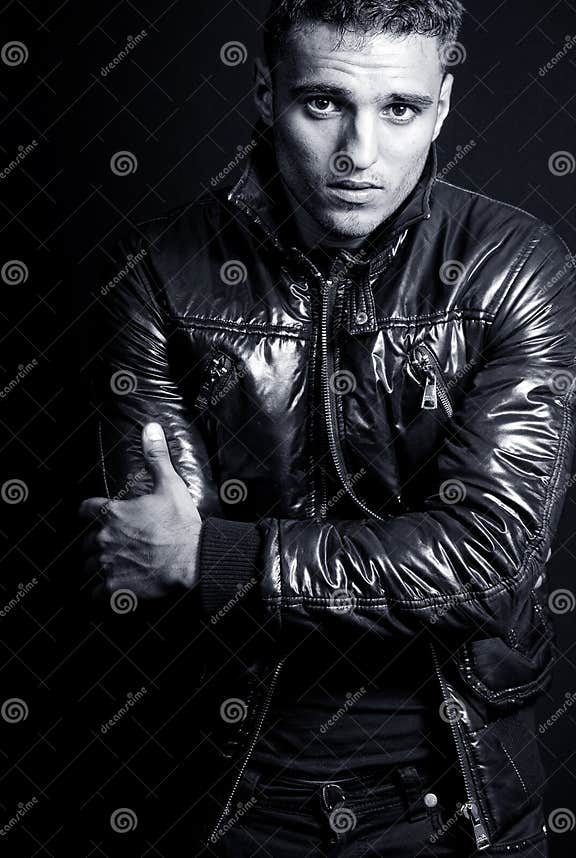 Hombre joven resistente imagen de archivo. Imagen de encanto - 7981397