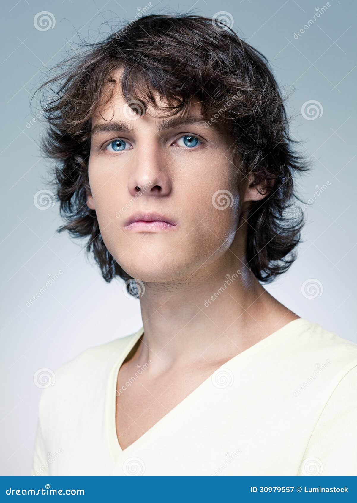 Hombre joven serio imagen de archivo. Imagen de belleza - 30979557