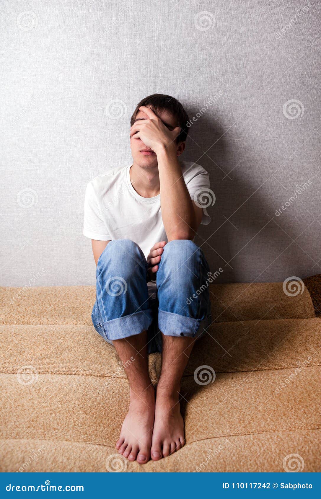 Hombre joven triste foto de archivo. Imagen de individuo - 110117242