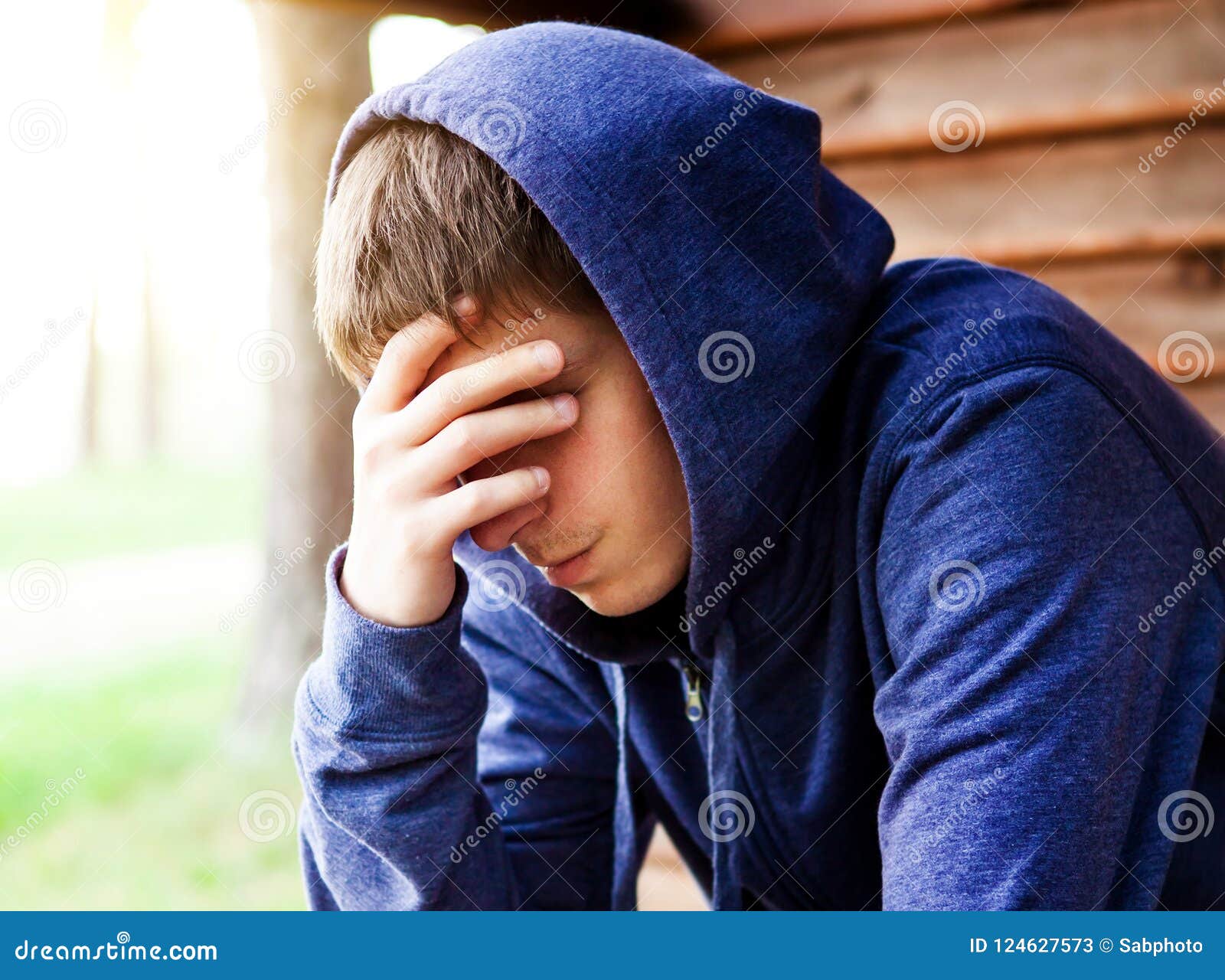 Hombre joven triste imagen de archivo. Imagen de triste - 124627573