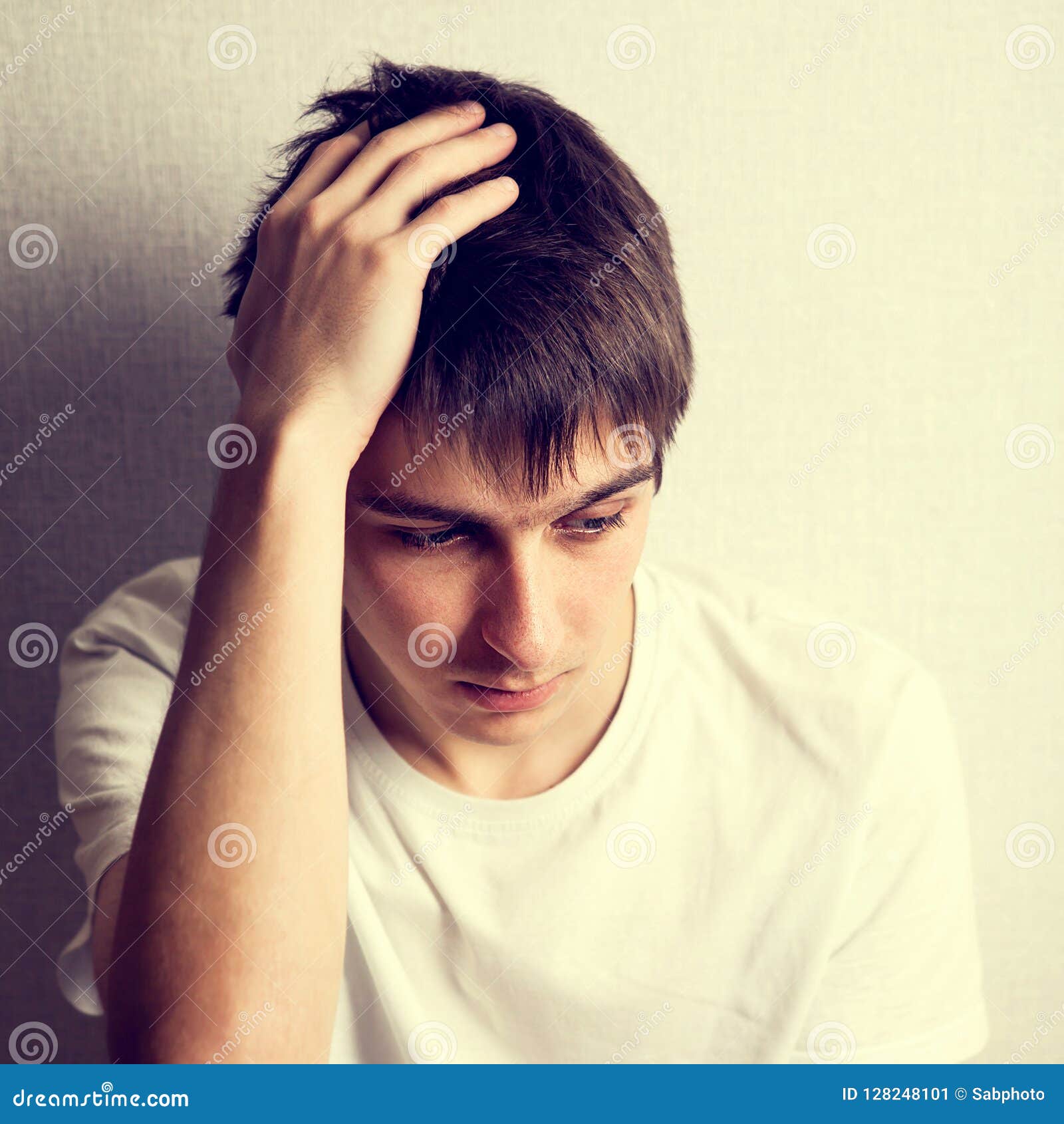 Hombre joven triste imagen de archivo. Imagen de soledad - 128248101