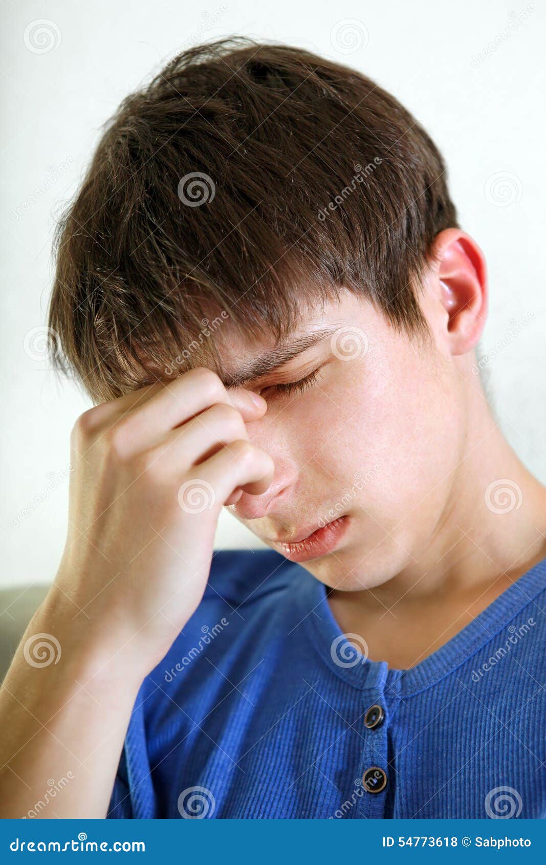 Hombre joven triste foto de archivo. Imagen de triste - 54773618