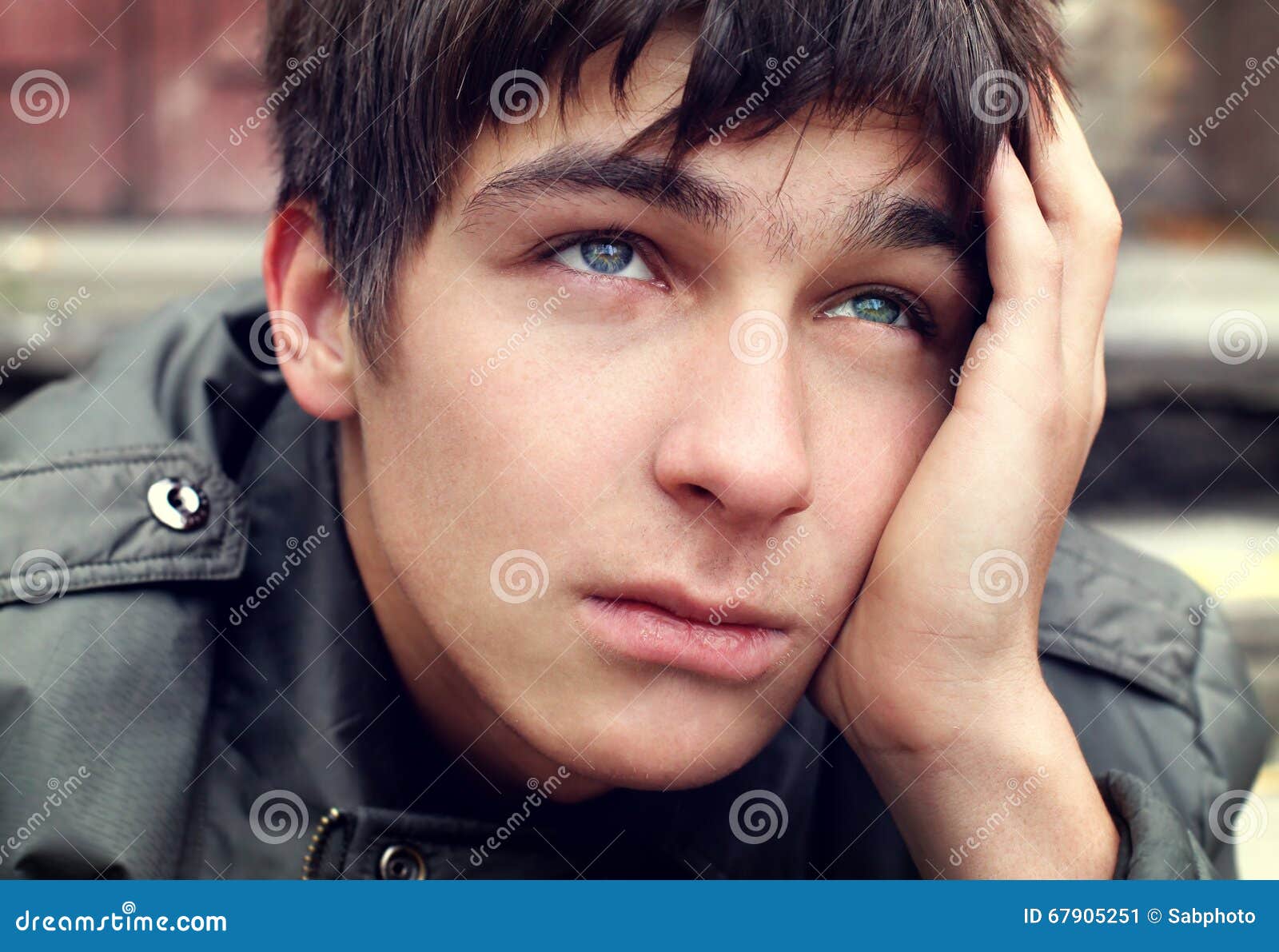 Hombre joven triste imagen de archivo. Imagen de hermoso - 67905251