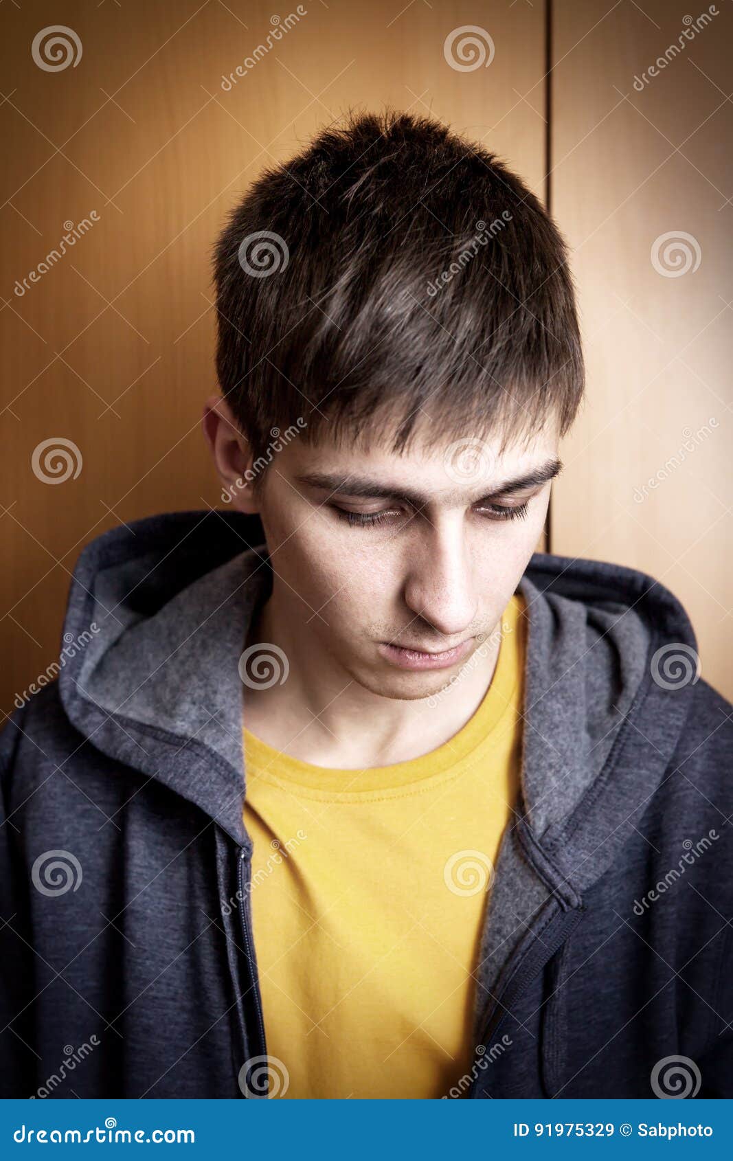 Hombre joven triste imagen de archivo. Imagen de persona - 91975329