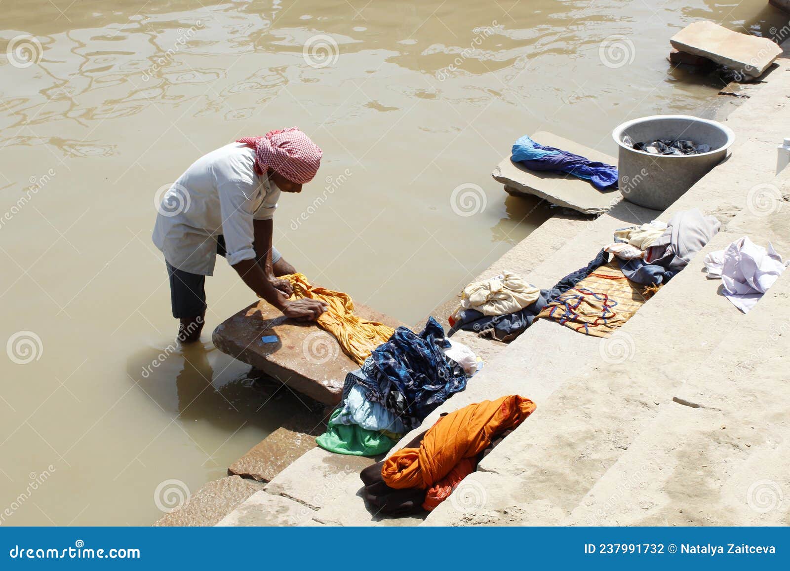 Hombre Lavando Ropa a Mano. Varanasi India Fotografía editorial ...