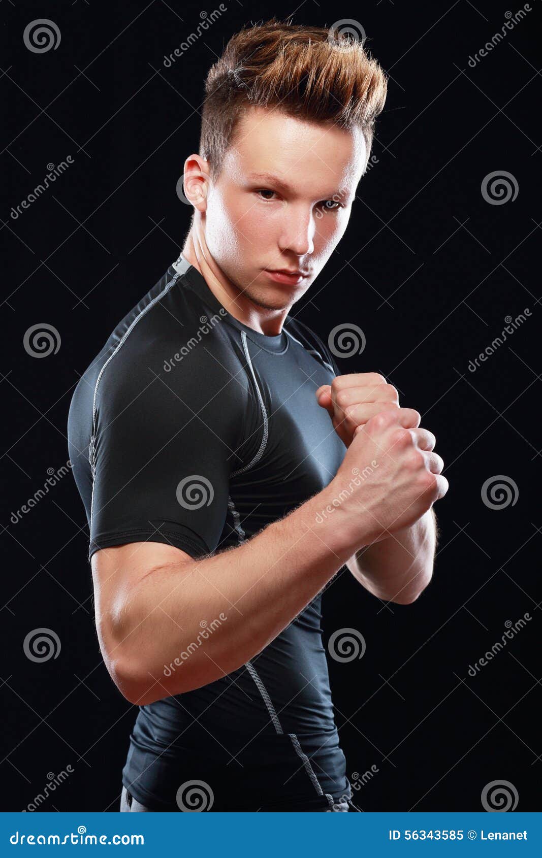 Hombre listo para luchar imagen de archivo. Imagen de ejercicio - 56343585