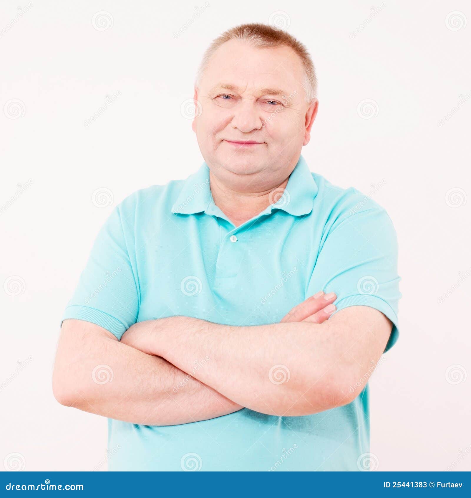 Hombre Mayor Contento En Polo Sobre Blanco Imagen de archivo - Imagen ...