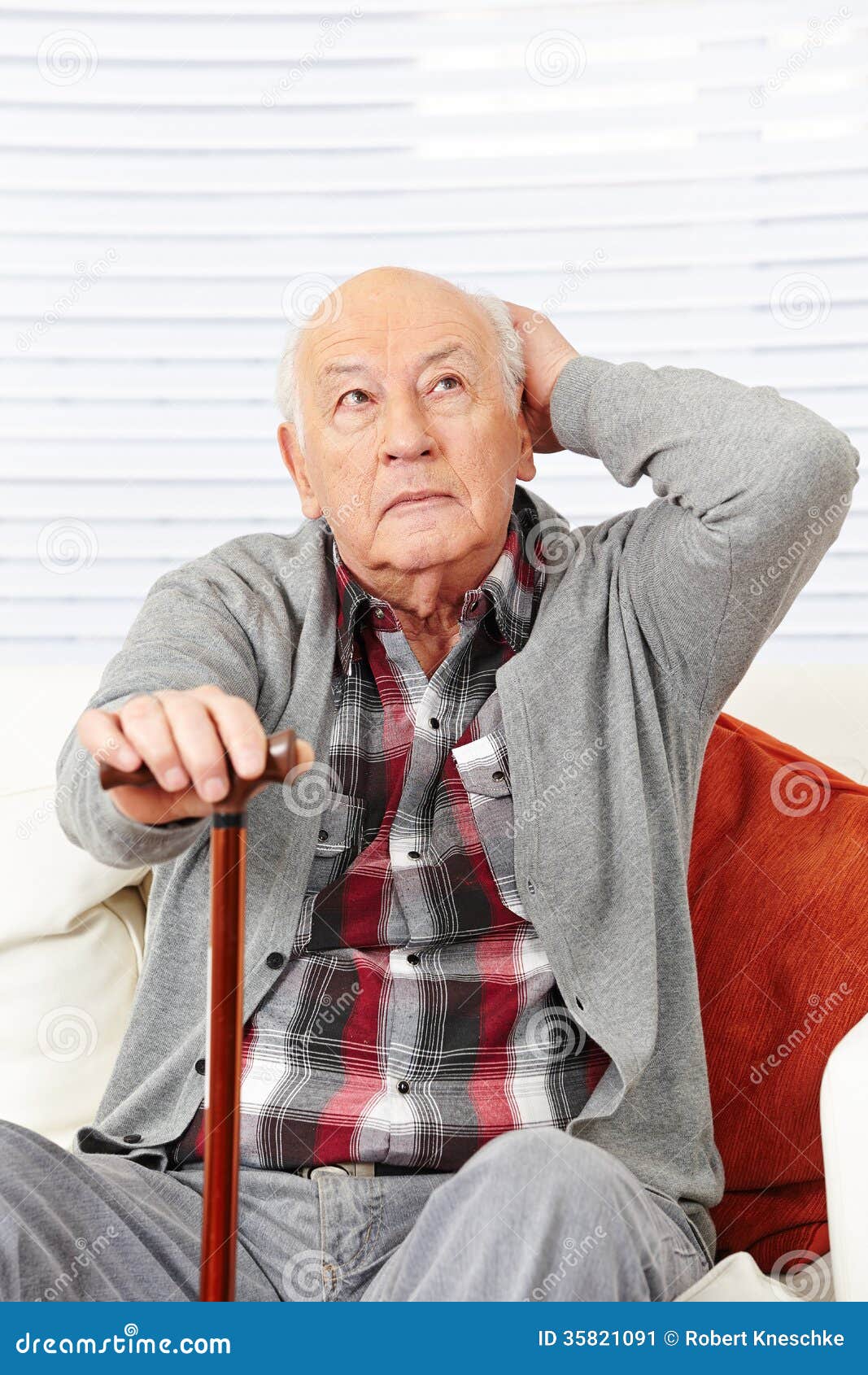Hombre Mayor Demente Desorientado Imagen de archivo - Imagen de confuso ...