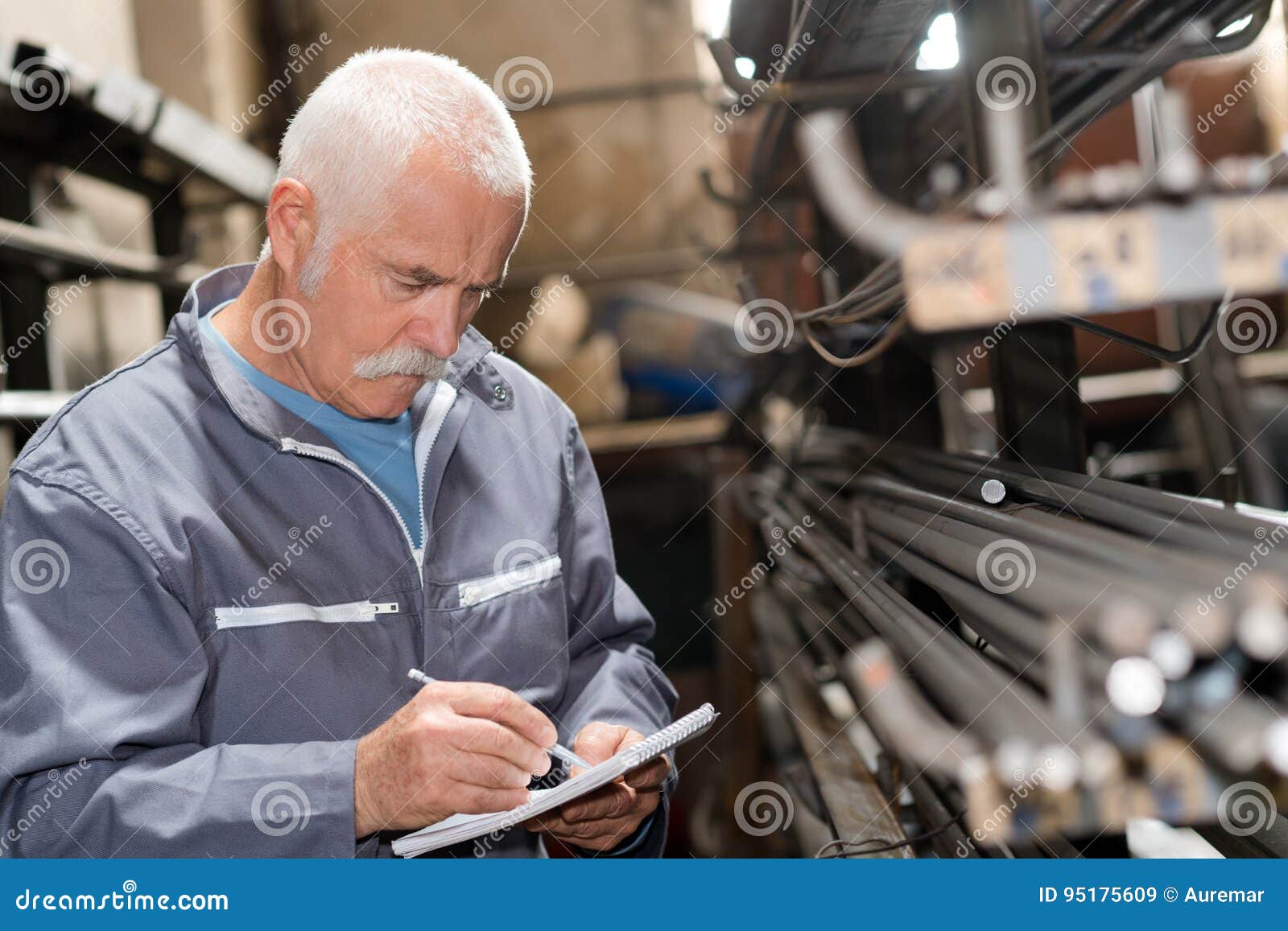 Hombre Mayor Que Observa Las Barras De Metal Comunes Imagen de archivo ...