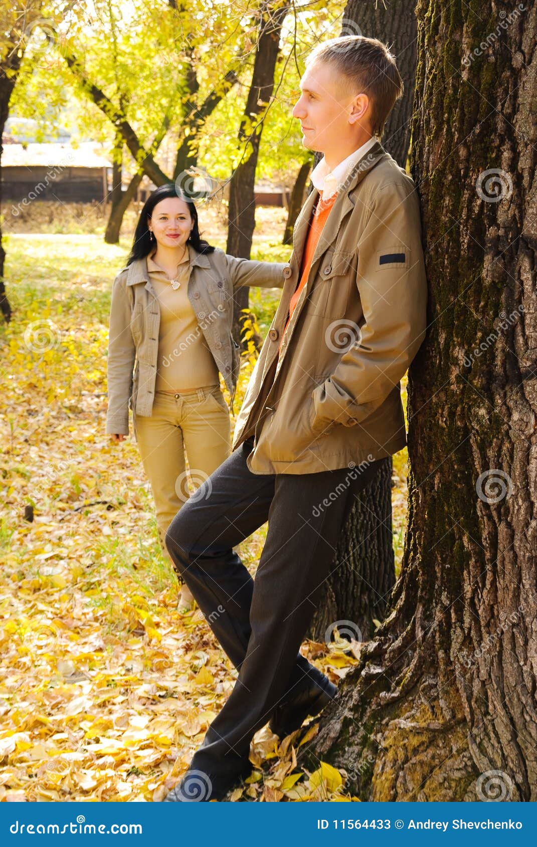 Hombre, mujer que espera imagen de archivo. Imagen de caminar - 11564433