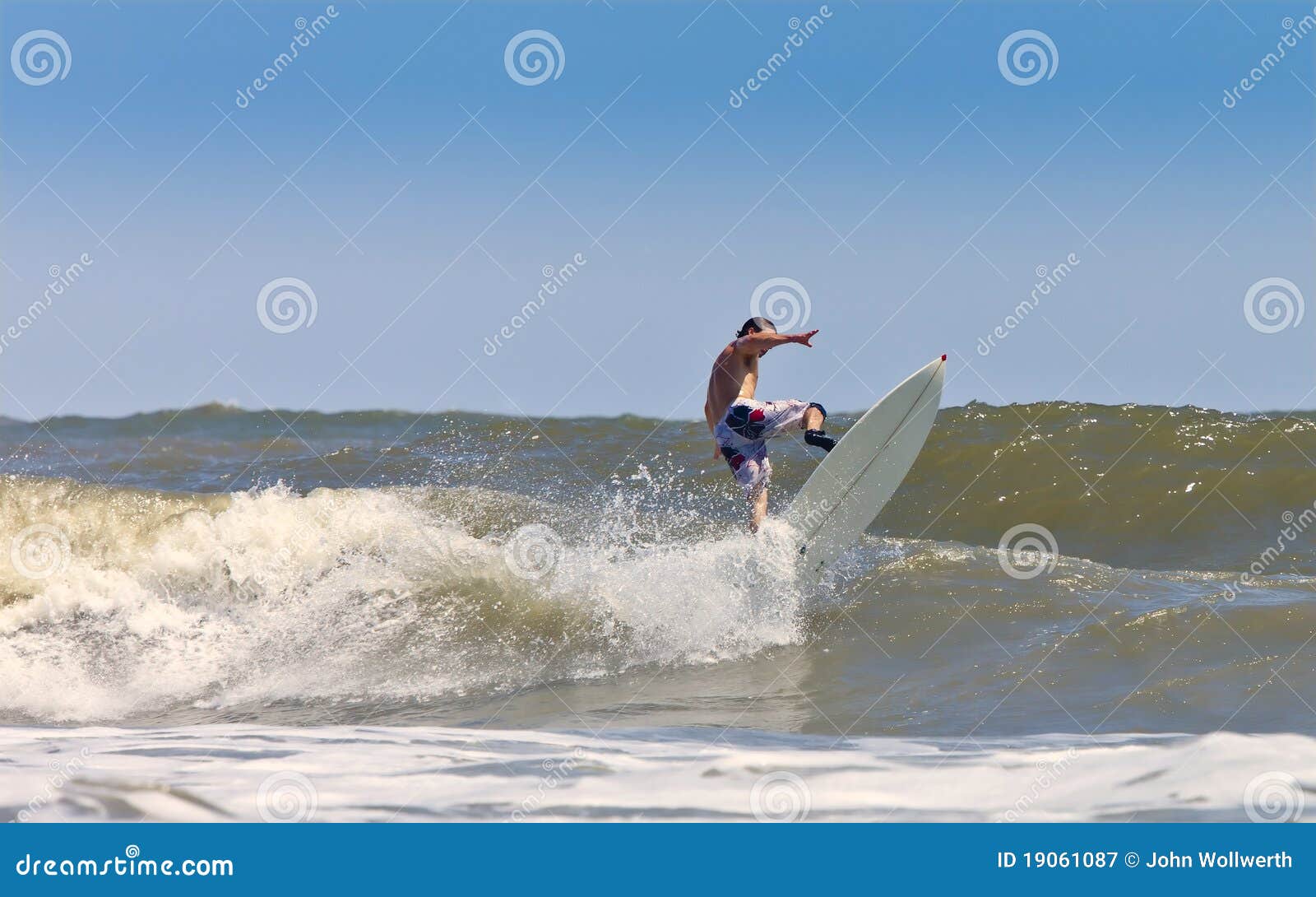 Hombre Muscular Que Practica Surf Imagen de archivo - Imagen de ...