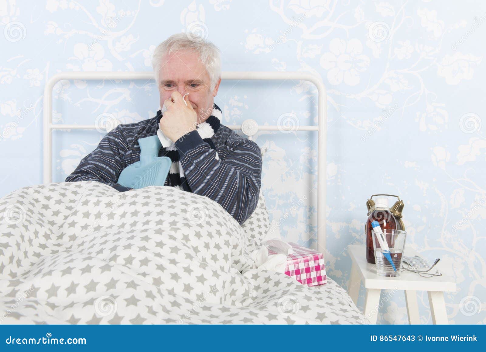 Hombre Muy Enfermo Que Pone En Cama Imagen de archivo - Imagen de ...