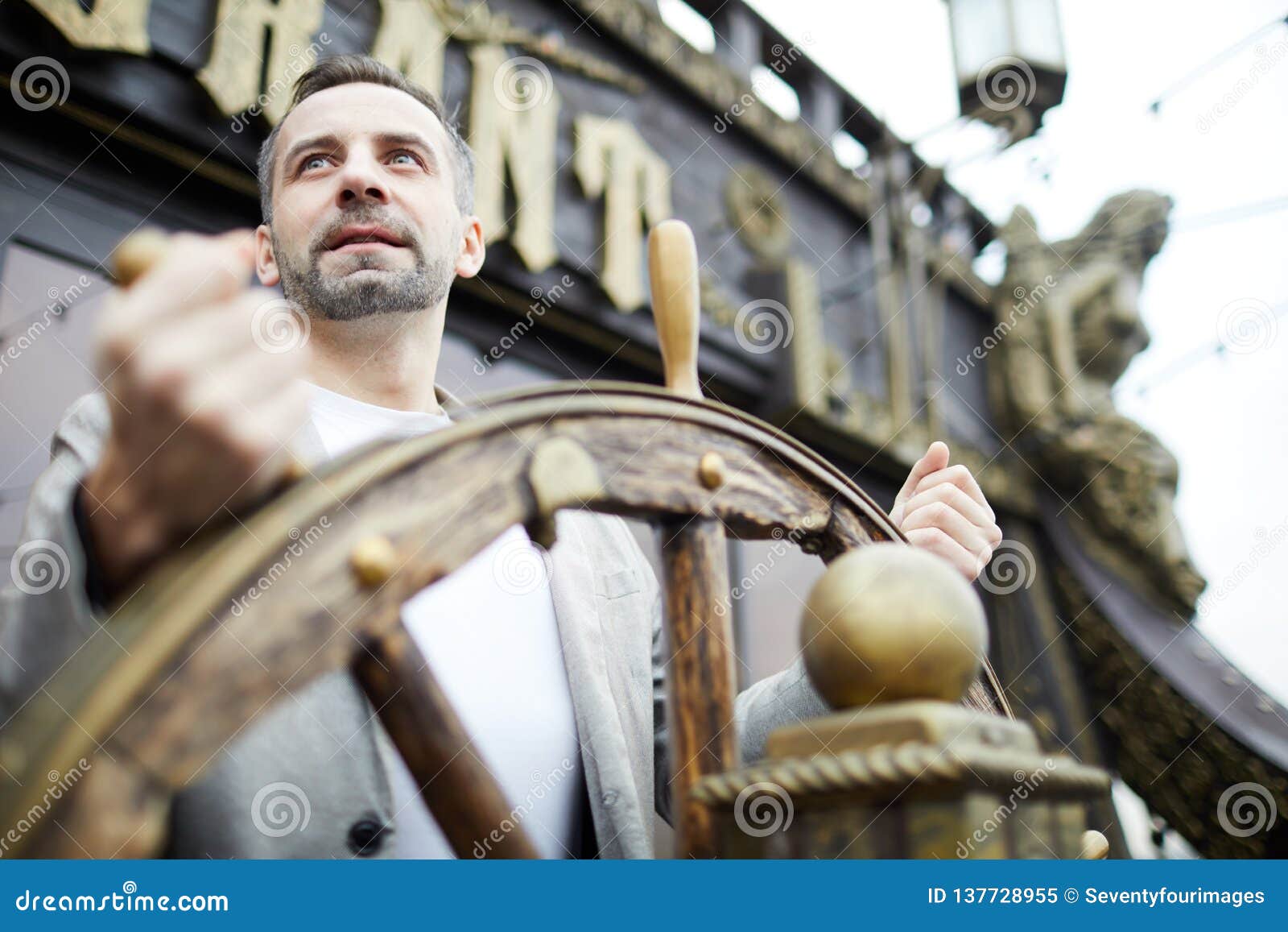 Hombre navegando la rueda imagen de archivo. Imagen de persona - 137728955