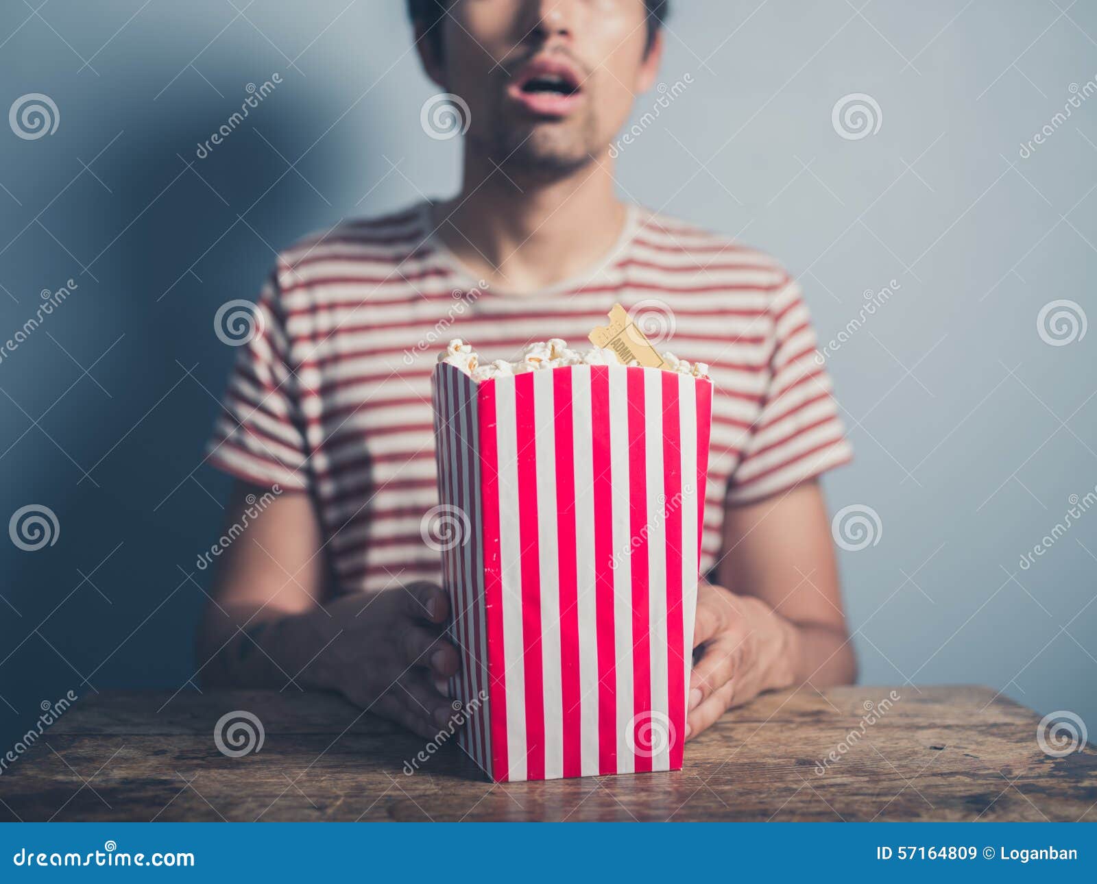 Hombre Pasmado Con Palomitas Imagen de archivo - Imagen de feliz ...