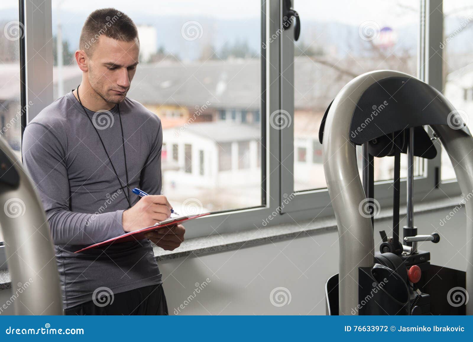 Hombre Personal De Takes Notes while Del Instructor Que Ejercita Las ...