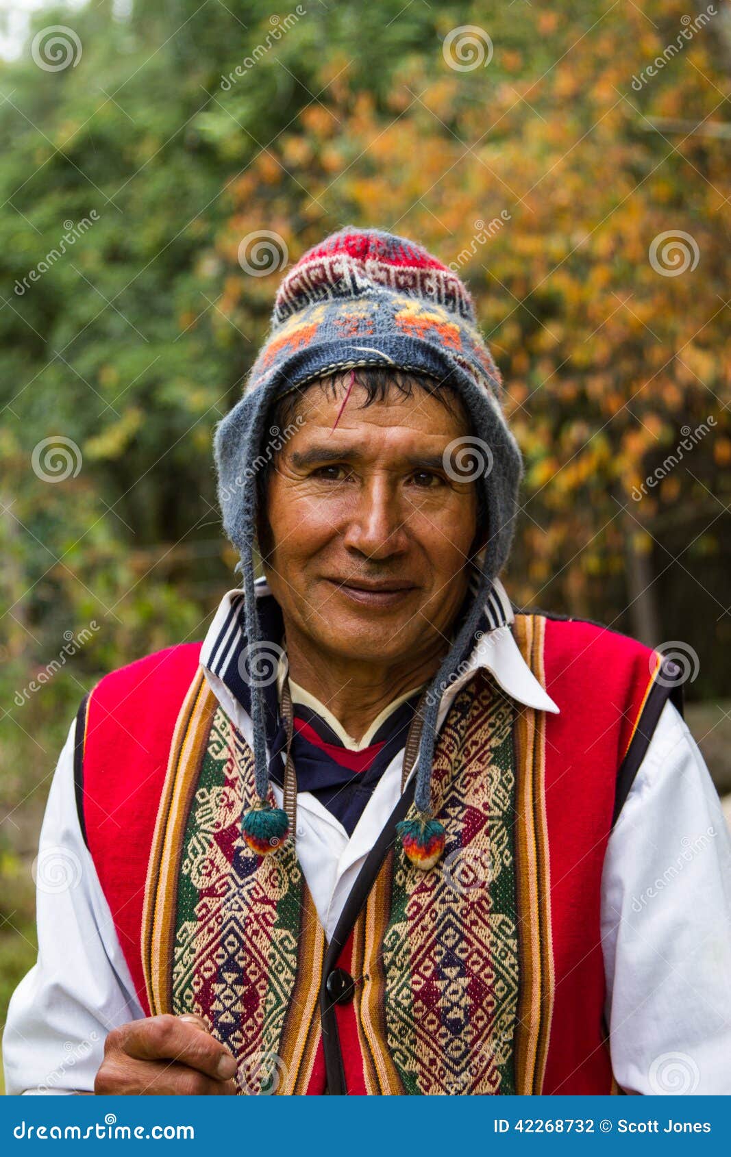 Hombre Peruano En Vestido Tradicional Fotografía editorial - Imagen ...