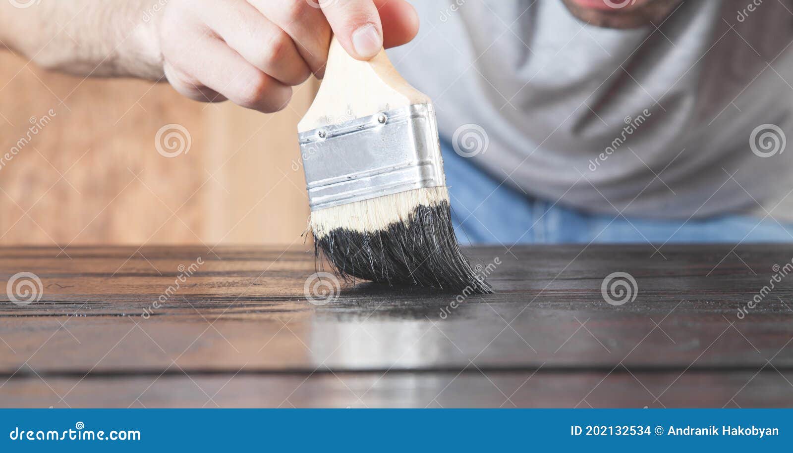 Hombre Pintando Madera Con Un Pincel Foto de archivo - Imagen de color ...