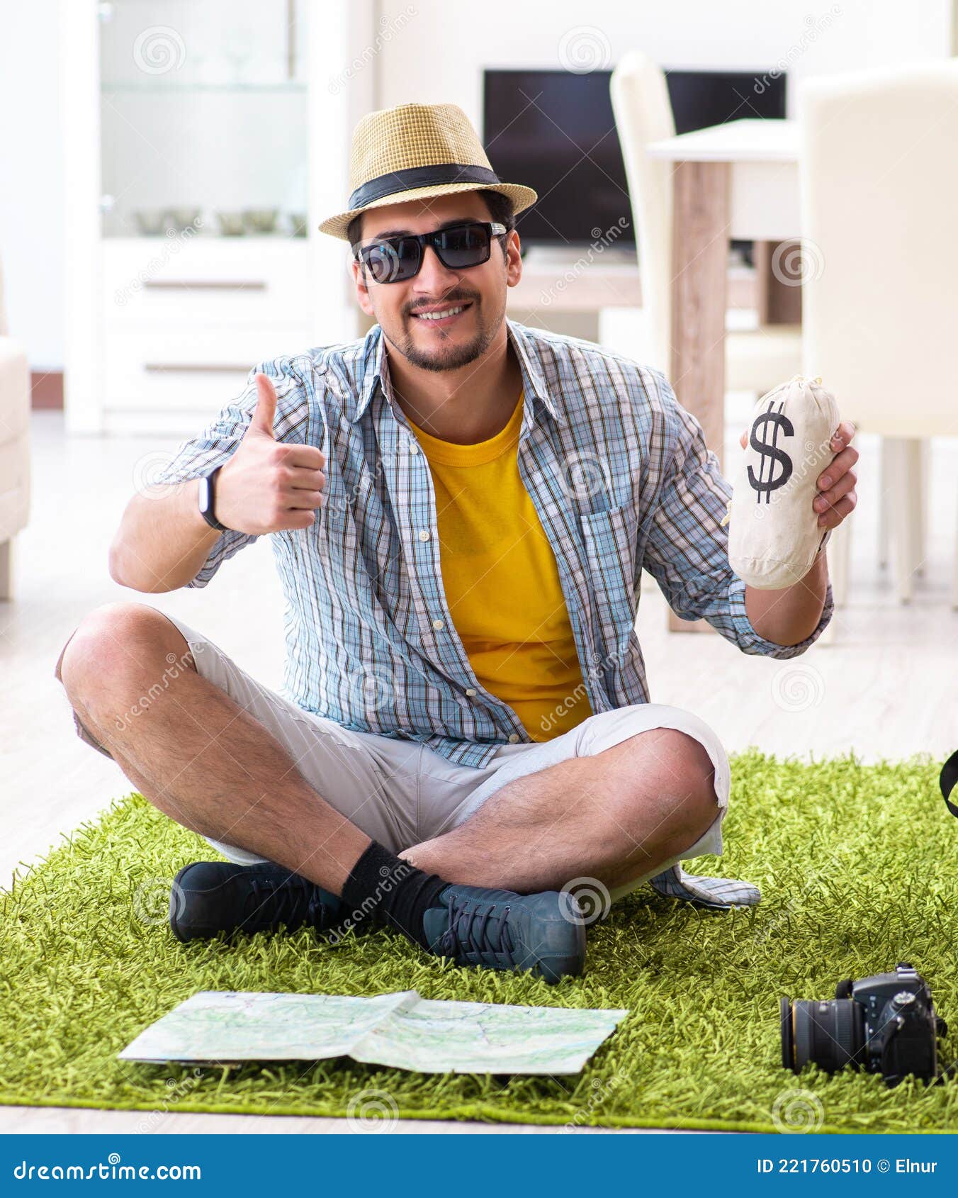 Hombre Planeando Su Viaje Con El Mapa Foto de archivo - Imagen de ...
