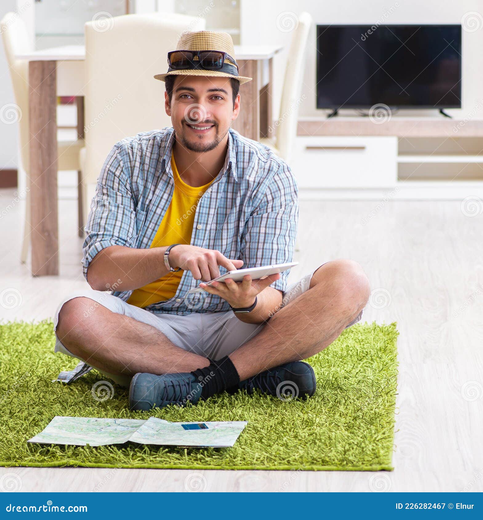 Hombre Planeando Su Viaje Con El Mapa Imagen de archivo - Imagen de ...